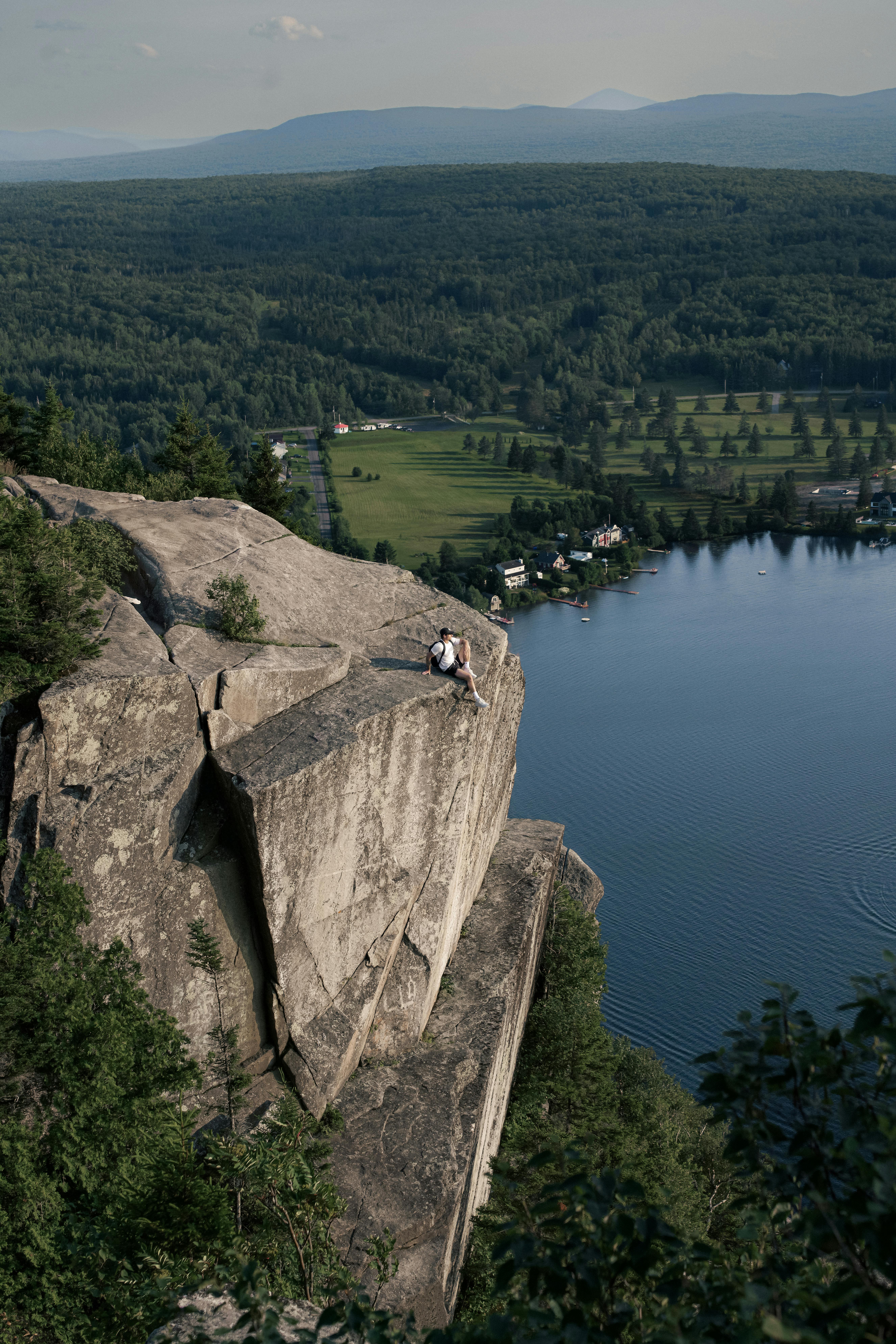 Breathtaking Cliffside View Overlooking Lake and Forest · Free Stock Photo