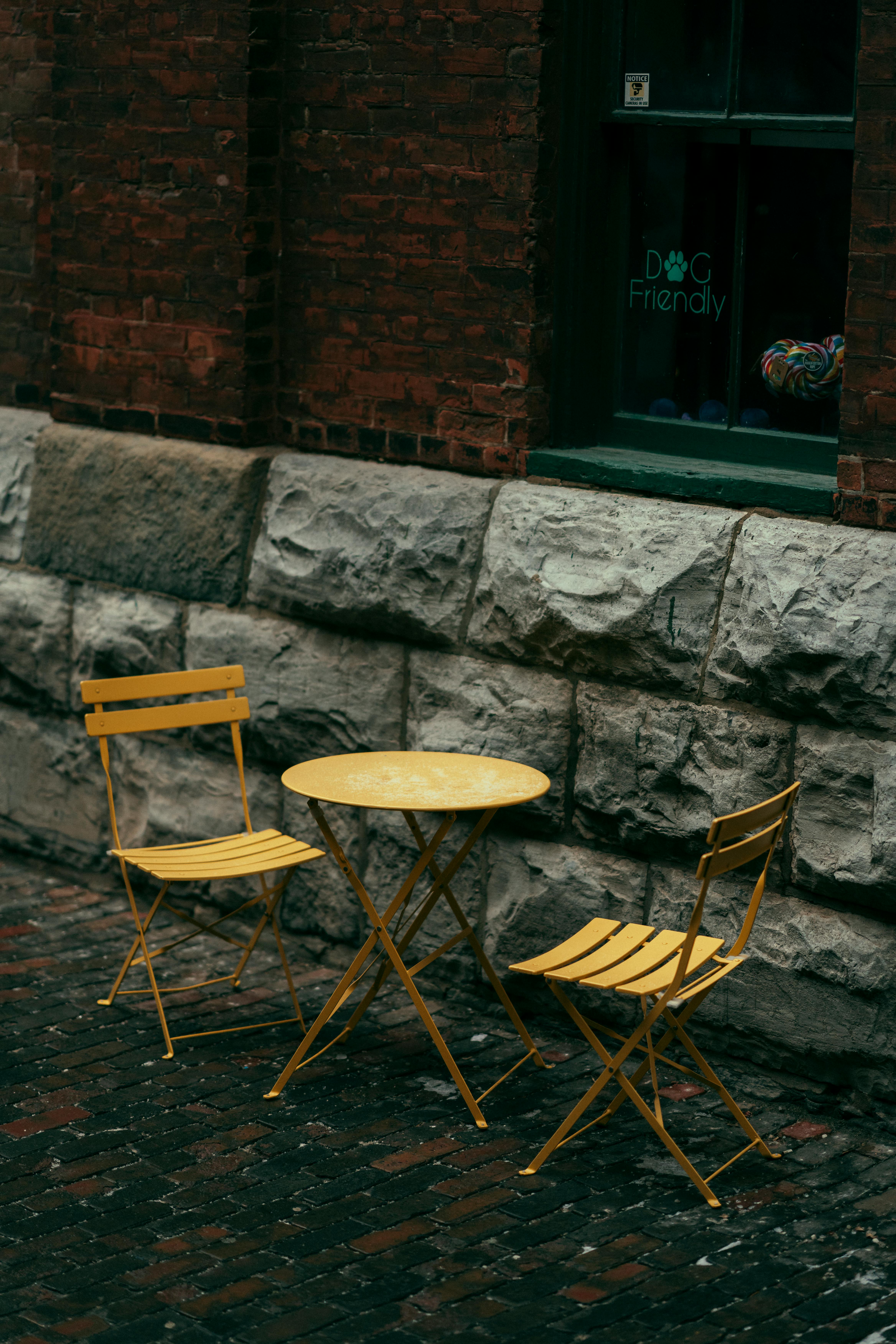 Rustic Outdoor Cafe Setting in Toronto Alley · Free Stock Photo