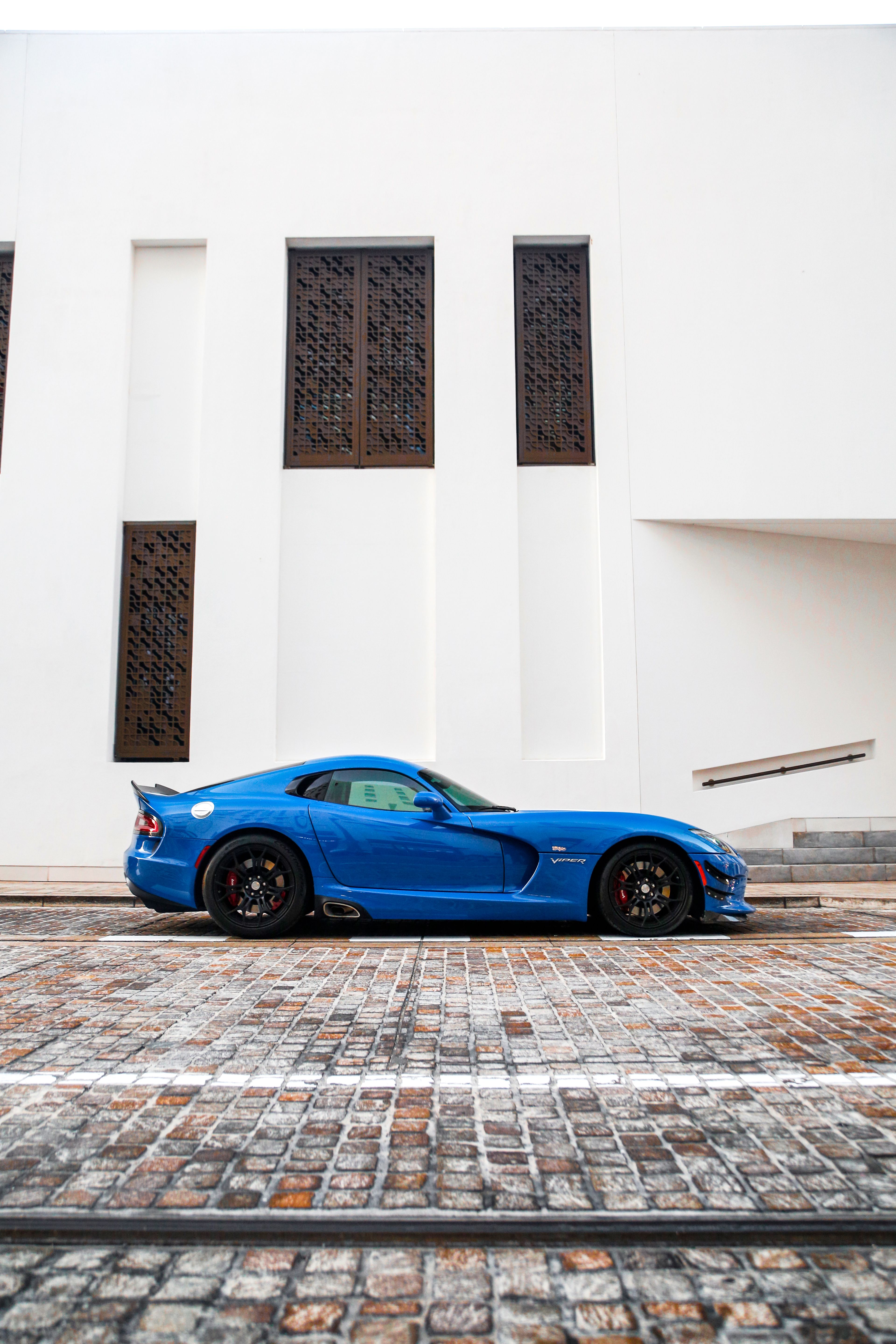 Dodge Viper Azul Estacionado Frente A Una Arquitectura Moderna · Foto ...