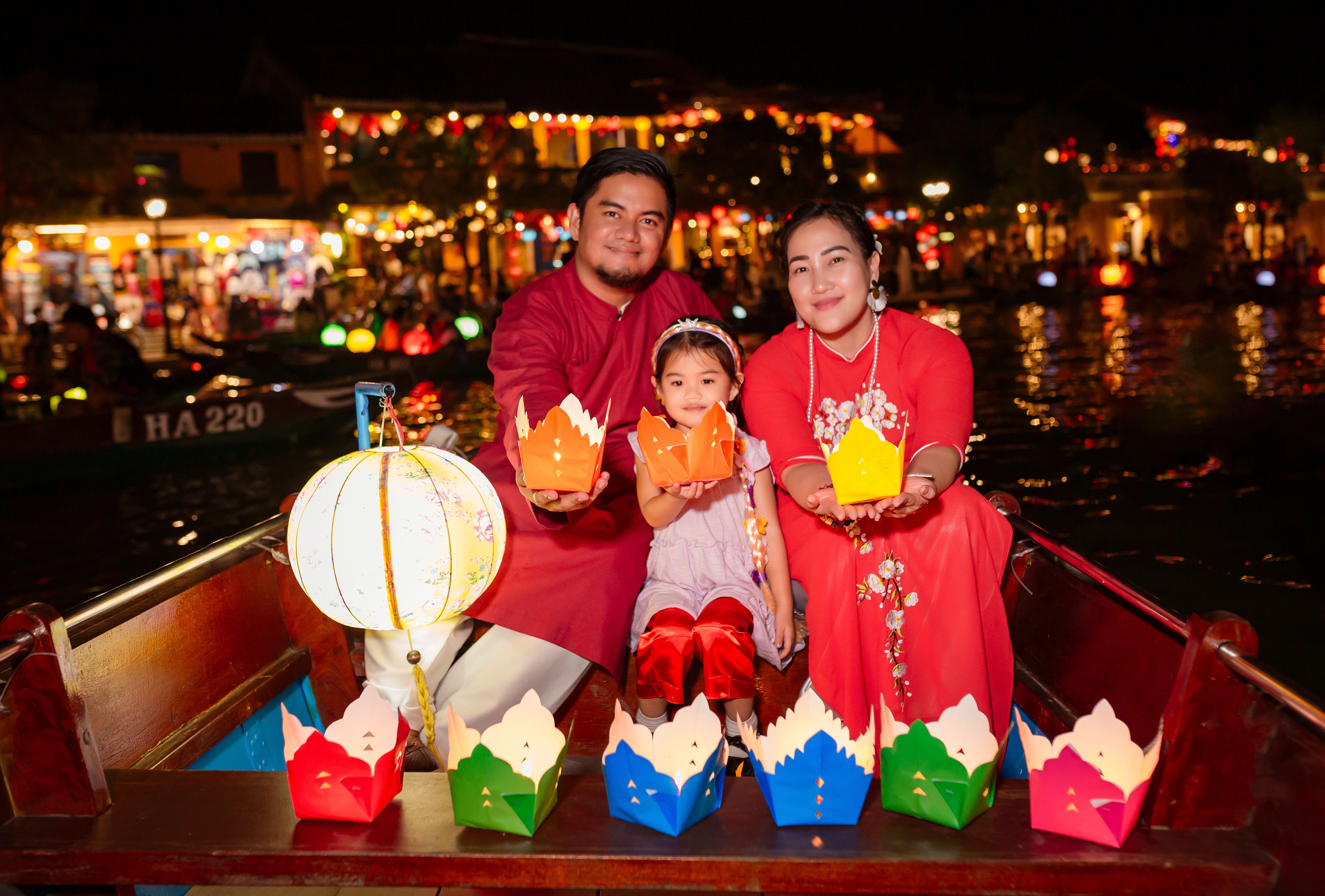 Family Lantern Festival on the River in Hội An · Free Stock Photo
