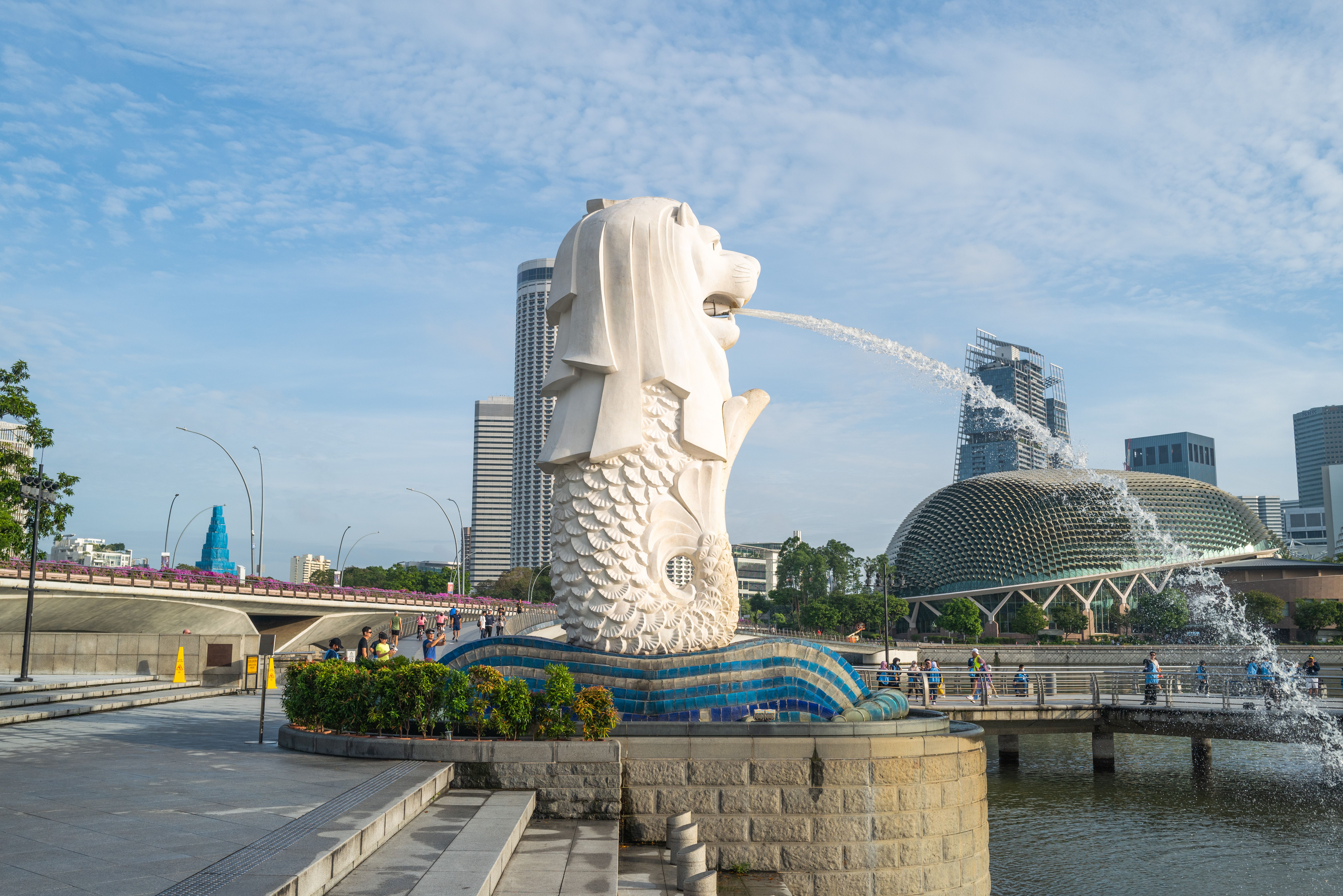 Merlion Statue and Singapore Skyline · Free Stock Photo