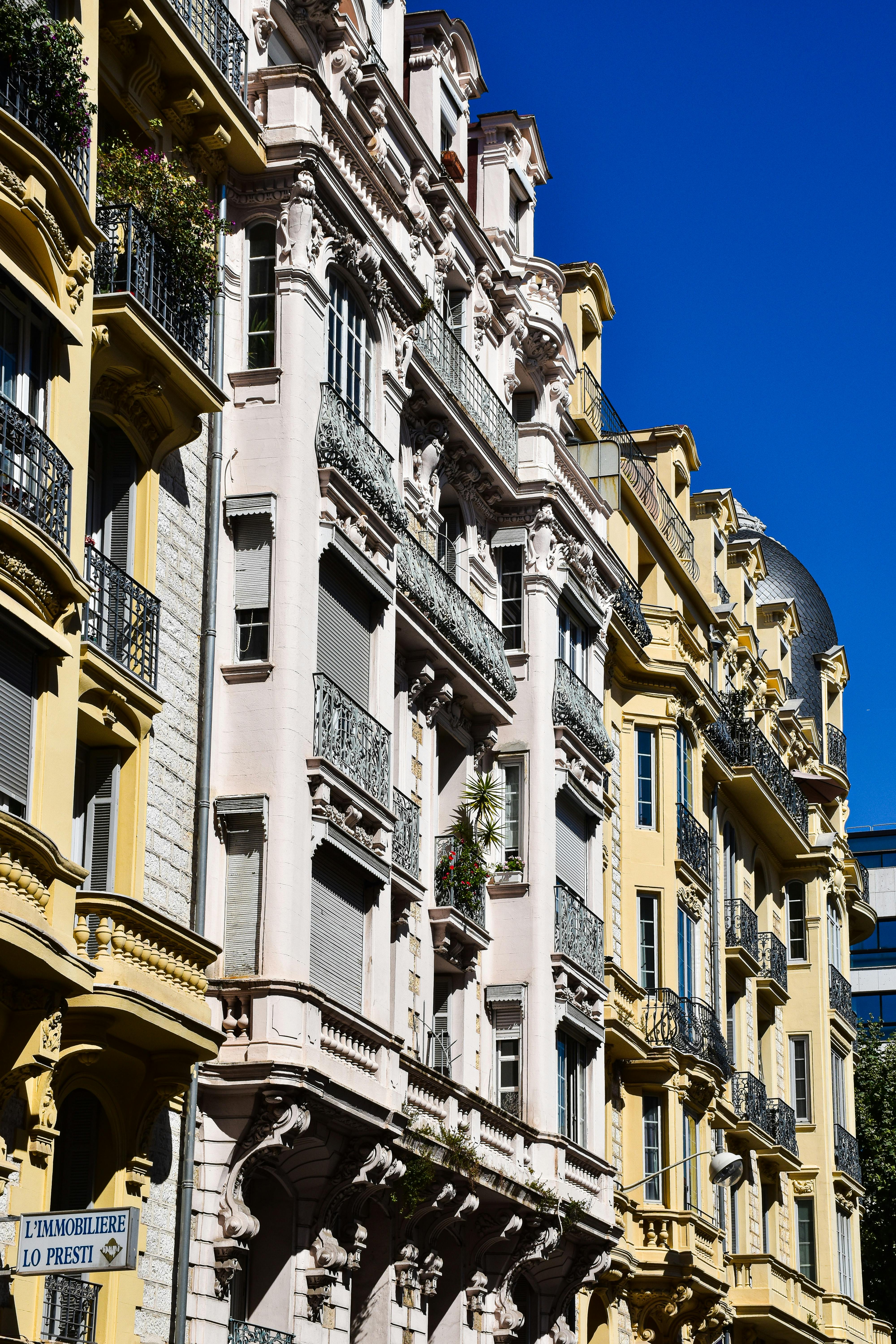 Elegant Provence Architecture in Sunlight · Free Stock Photo