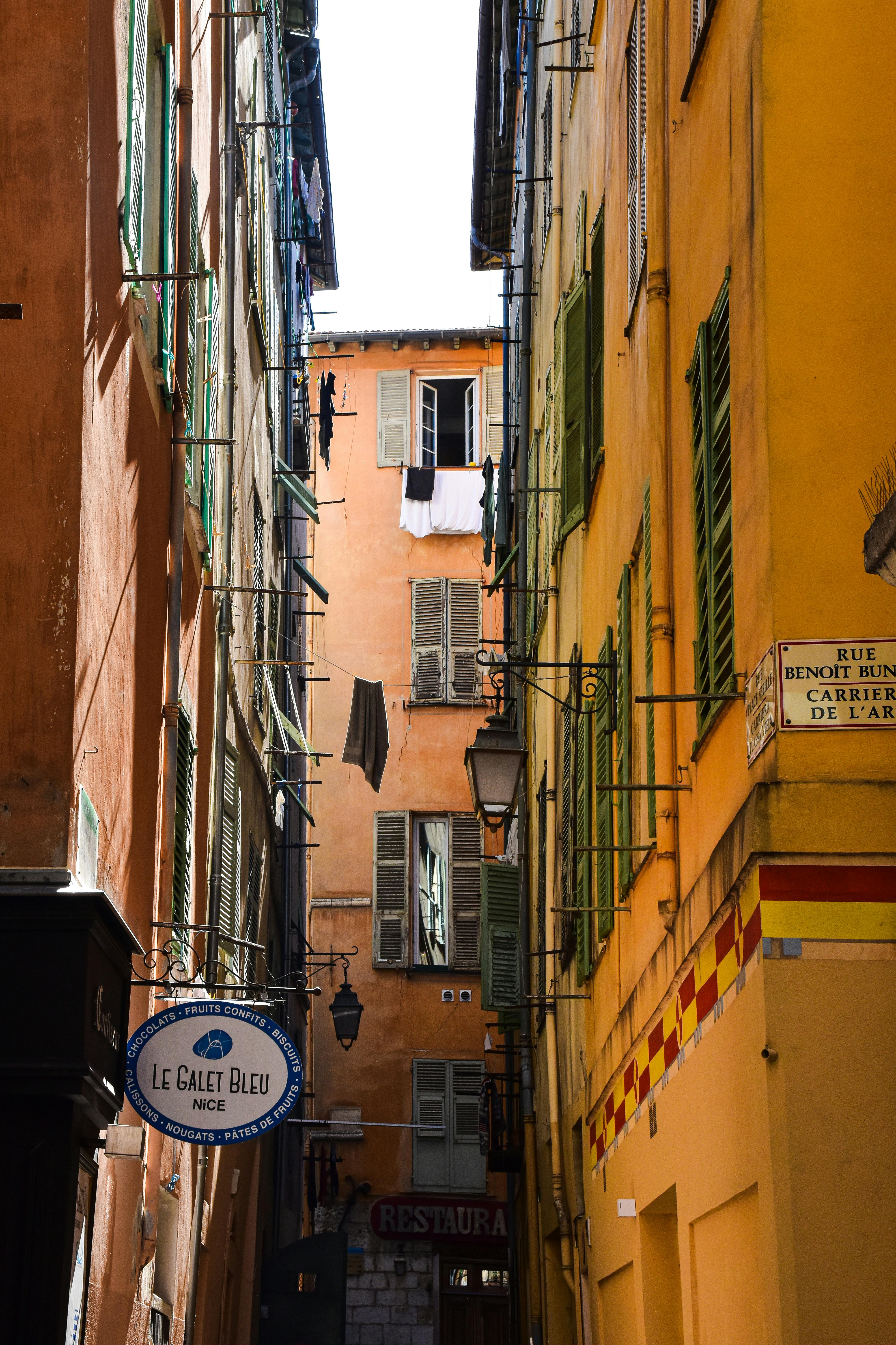 Charming Alleyway in Old Town Nice, France · Free Stock Photo