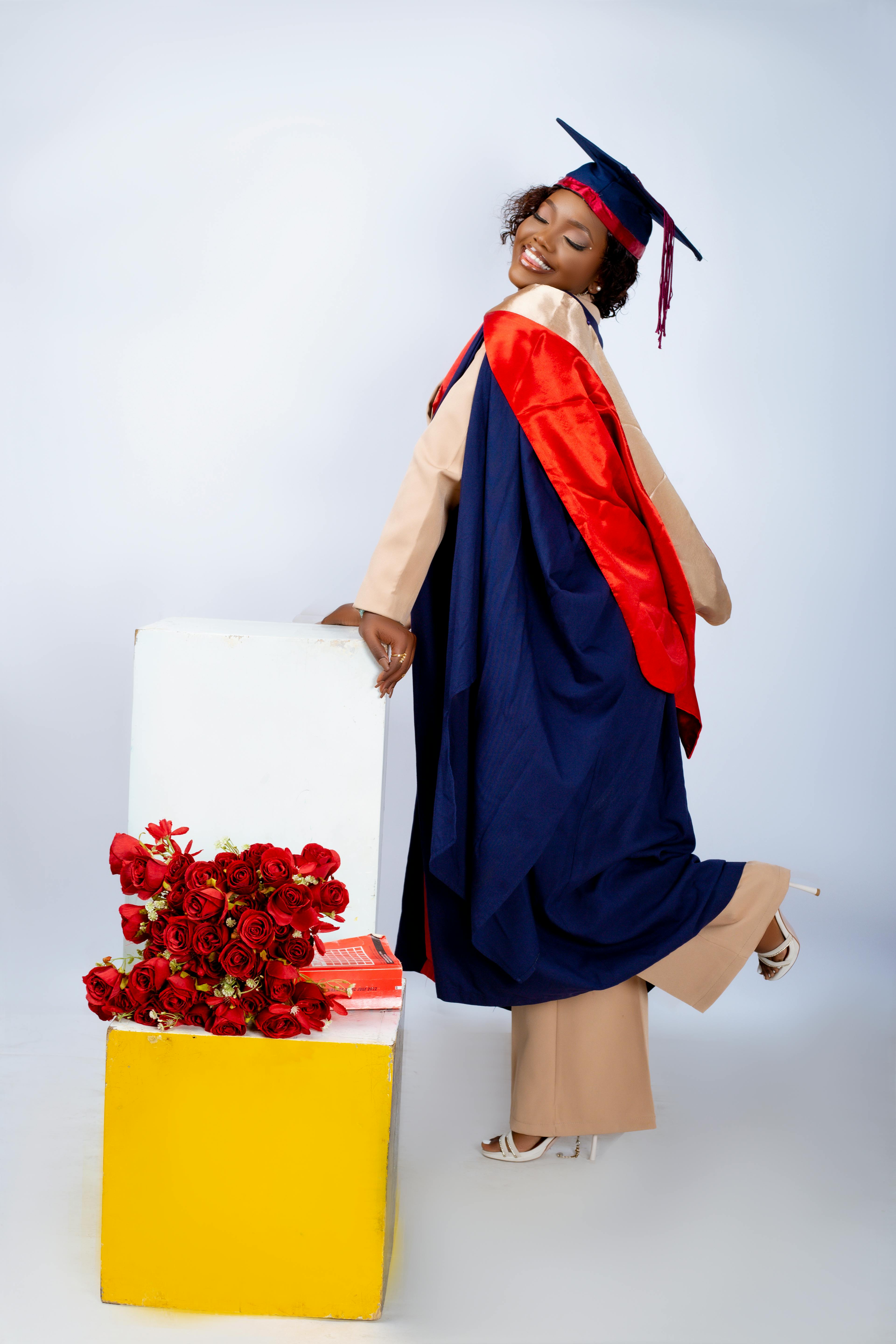 Joyeux Diplômé Avec Toge Et Chapeau En Train De Célébrer · Photo gratuite