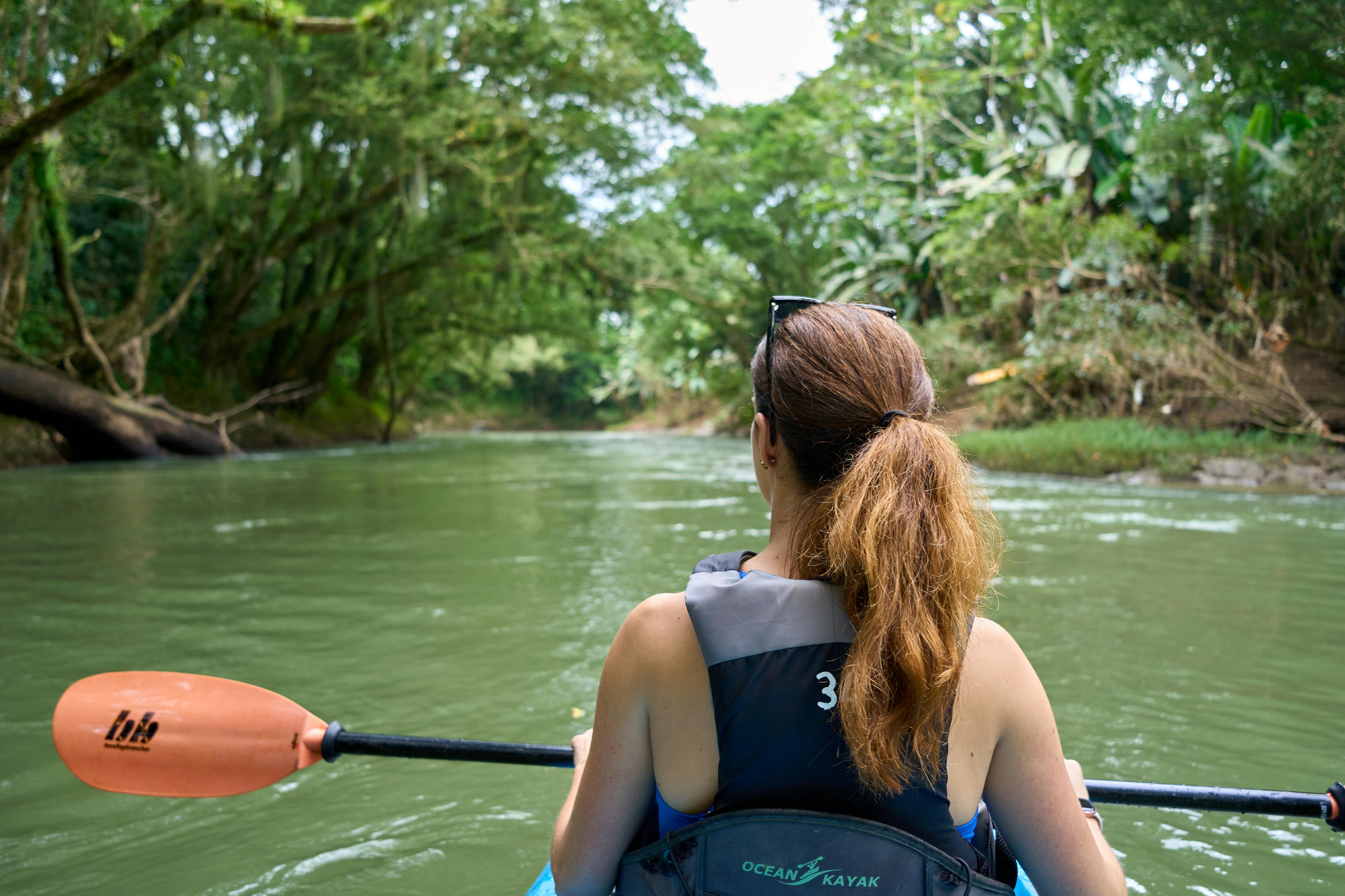 Mujer Haciendo Kayak En Un Río Tranquilo En La Jungla · Foto de stock ...
