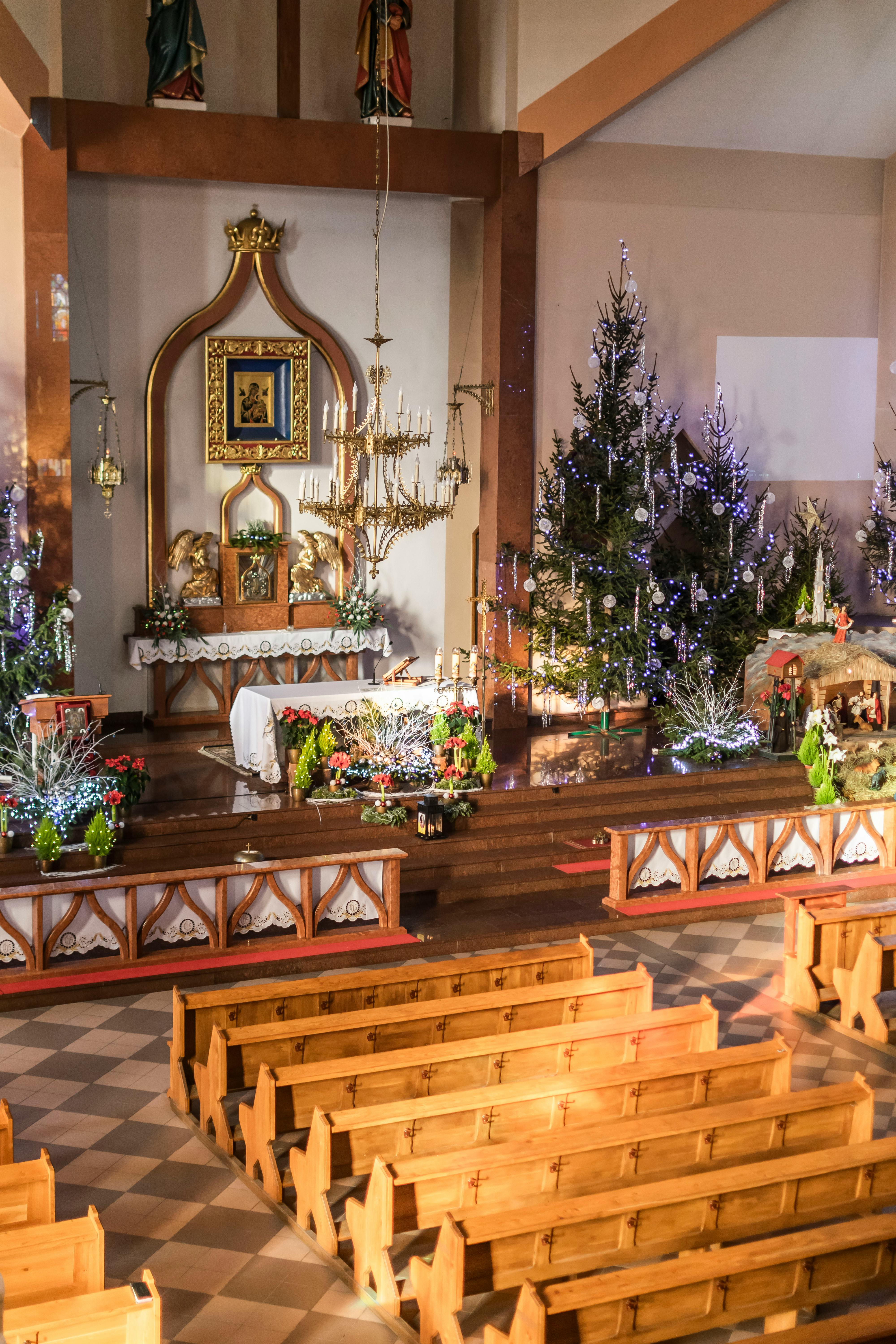 Décoration De Noël Ornée Dans Une église Historique · Photo gratuite