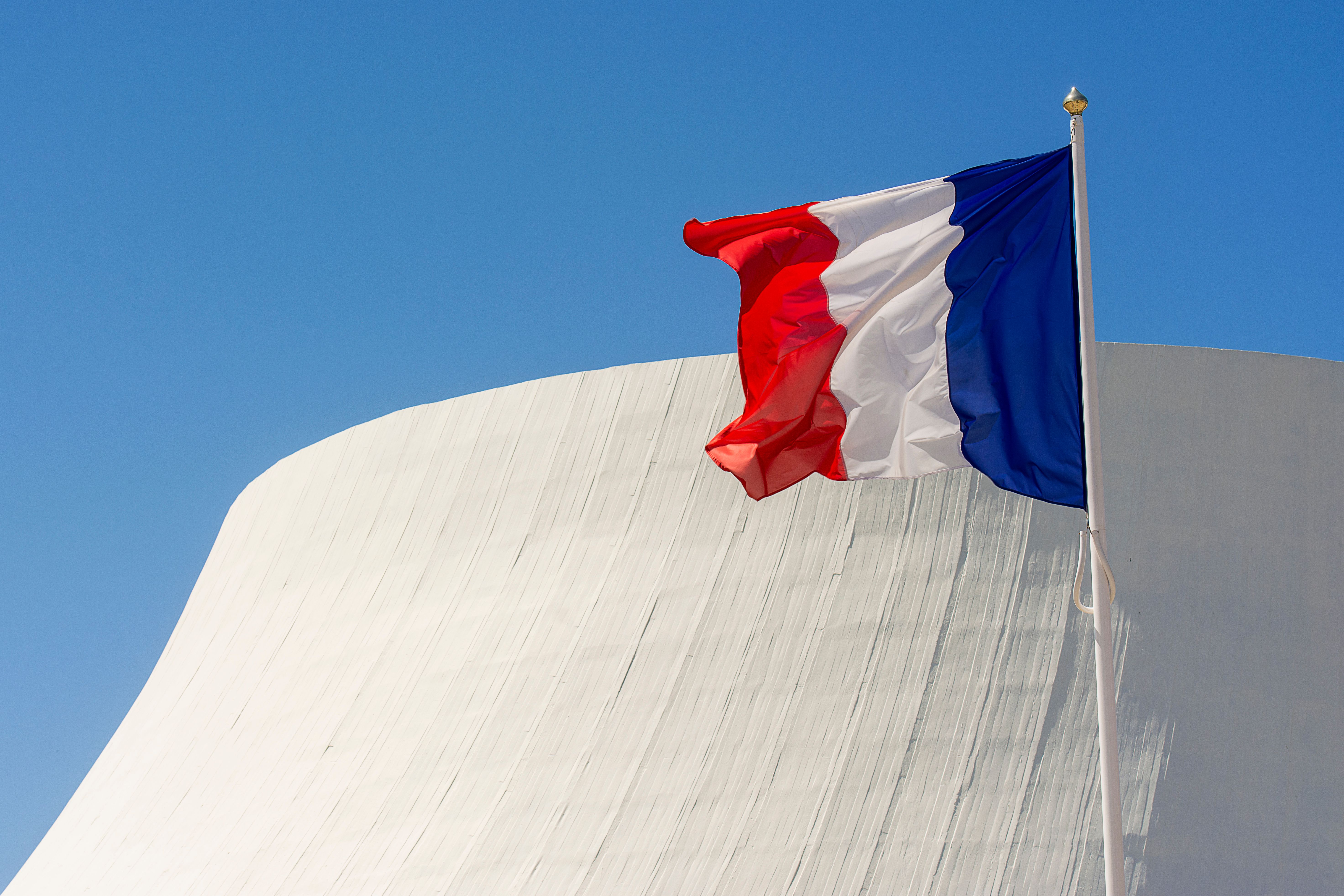 Bendera Prancis Berkibar Di Arsitektur Modern Le Havre · Foto Stok Gratis