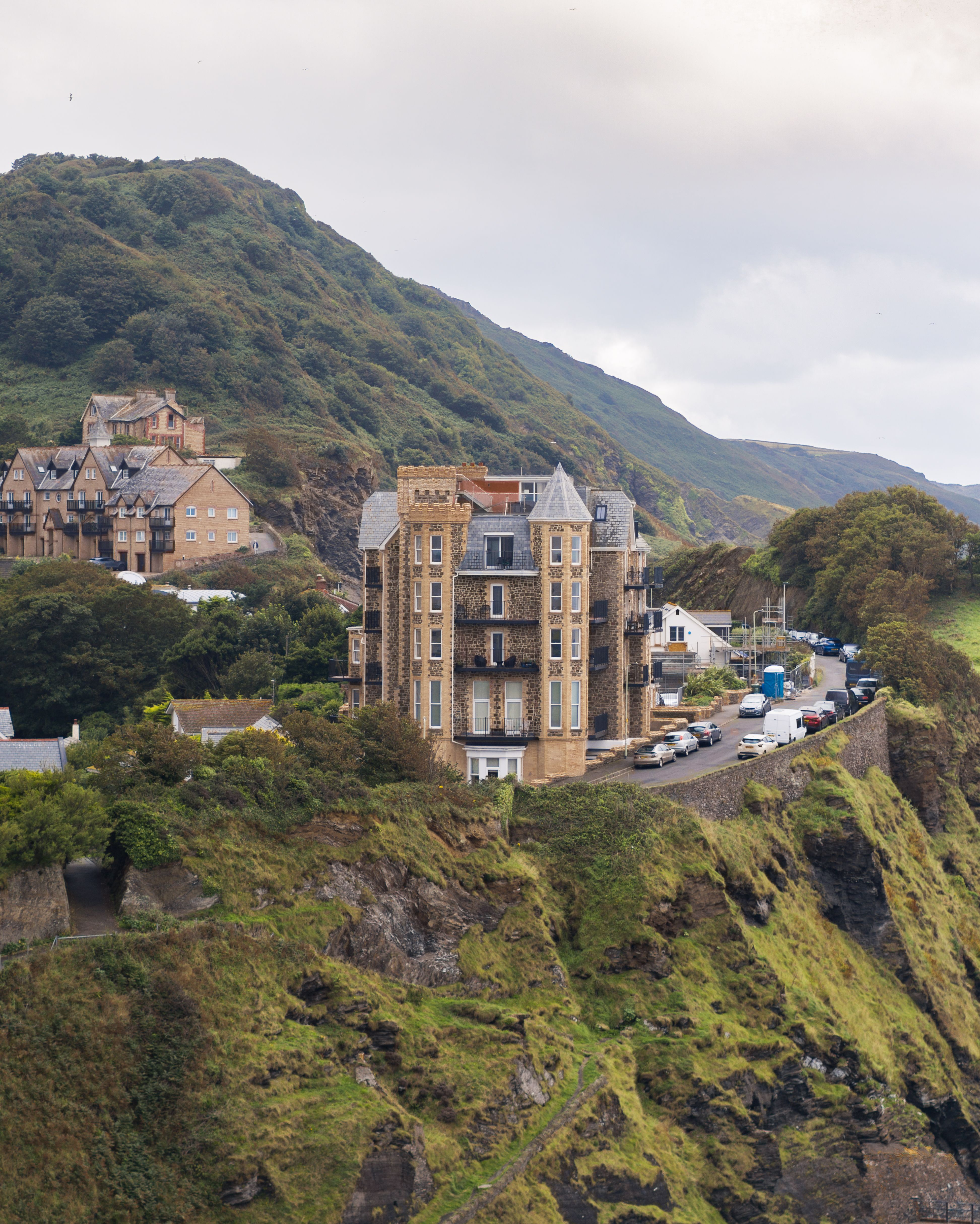 Scenic English Coastal Cliff with Historic Architecture · Free Stock Photo