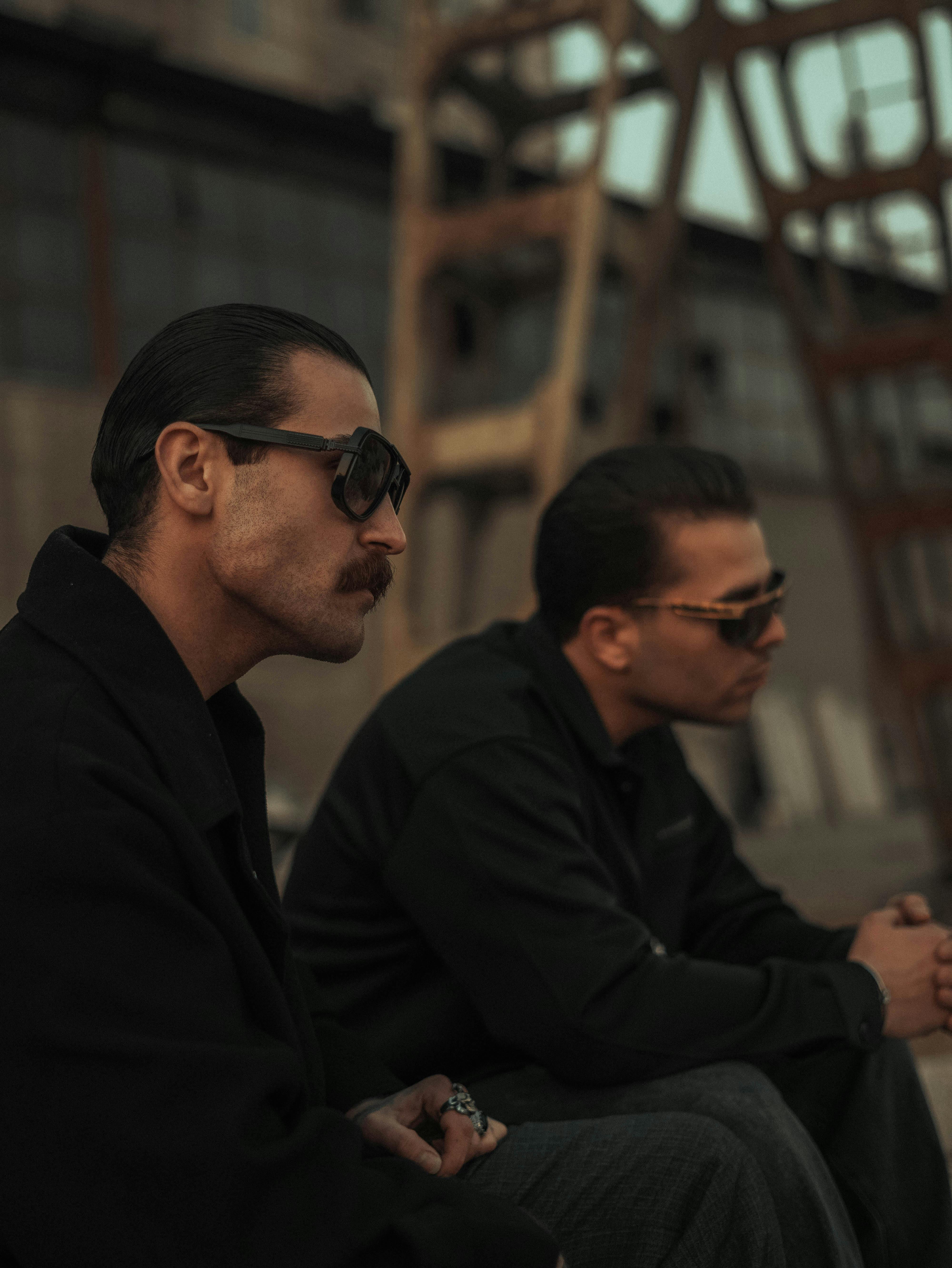 Potret Luar Ruangan Yang Suram Dari Dua Pria Berkacamata Hitam · Foto ...