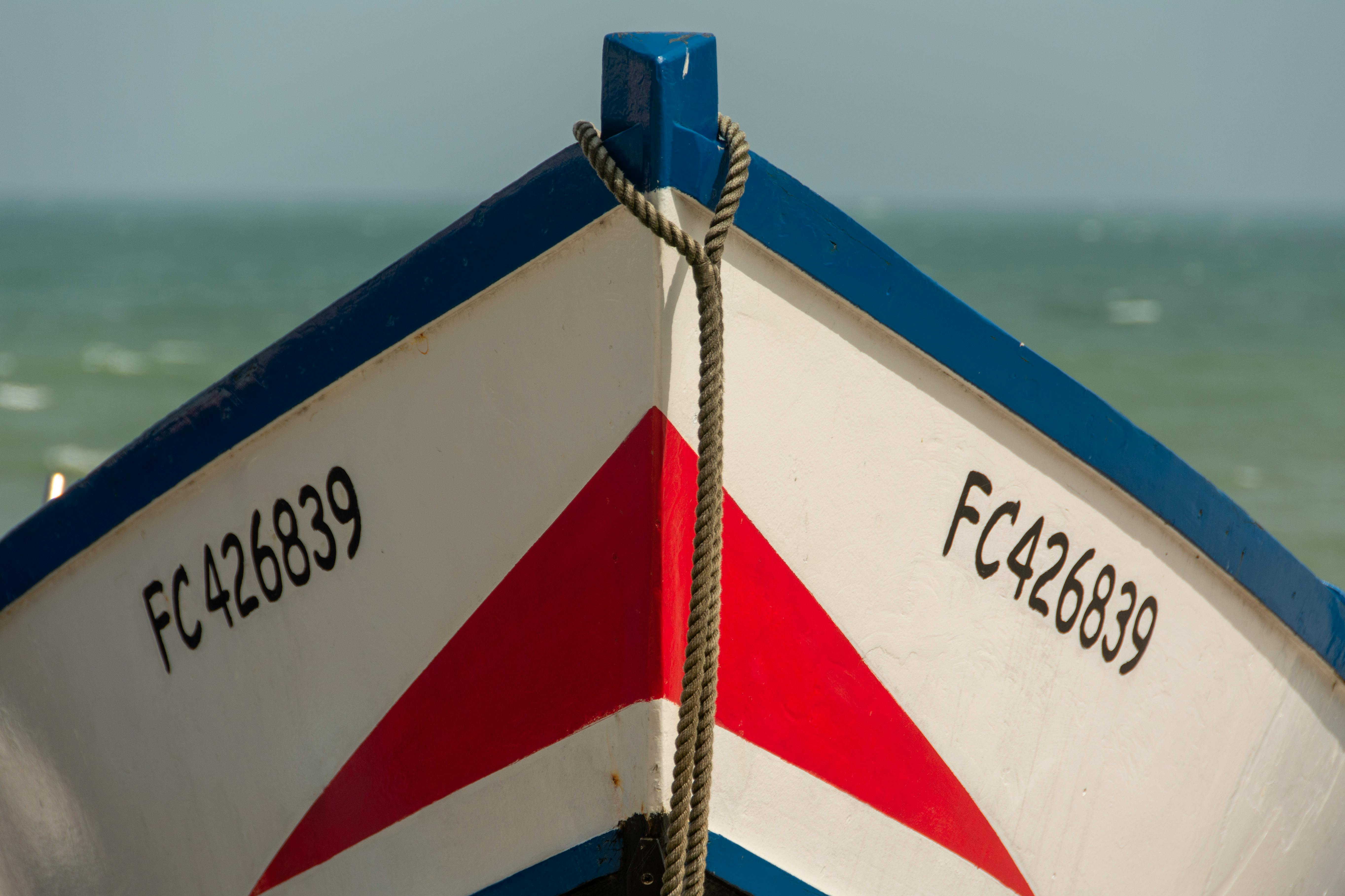 Primer Plano De La Proa De Un Barco Pesquero Colorido · Foto de stock ...