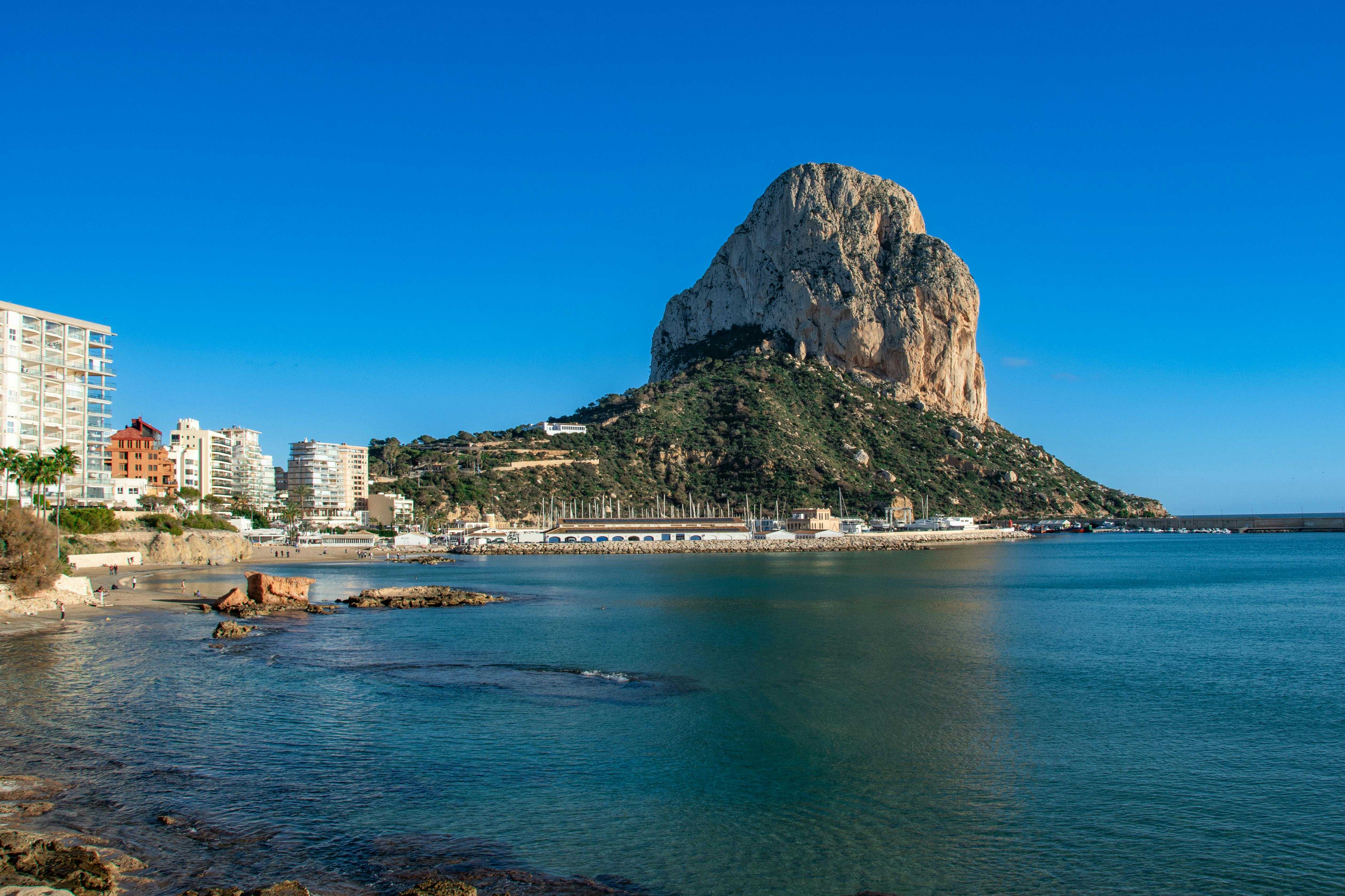 Vista Panorâmica De Peñón De Ifach E Da Praia De Calpe · Foto ...