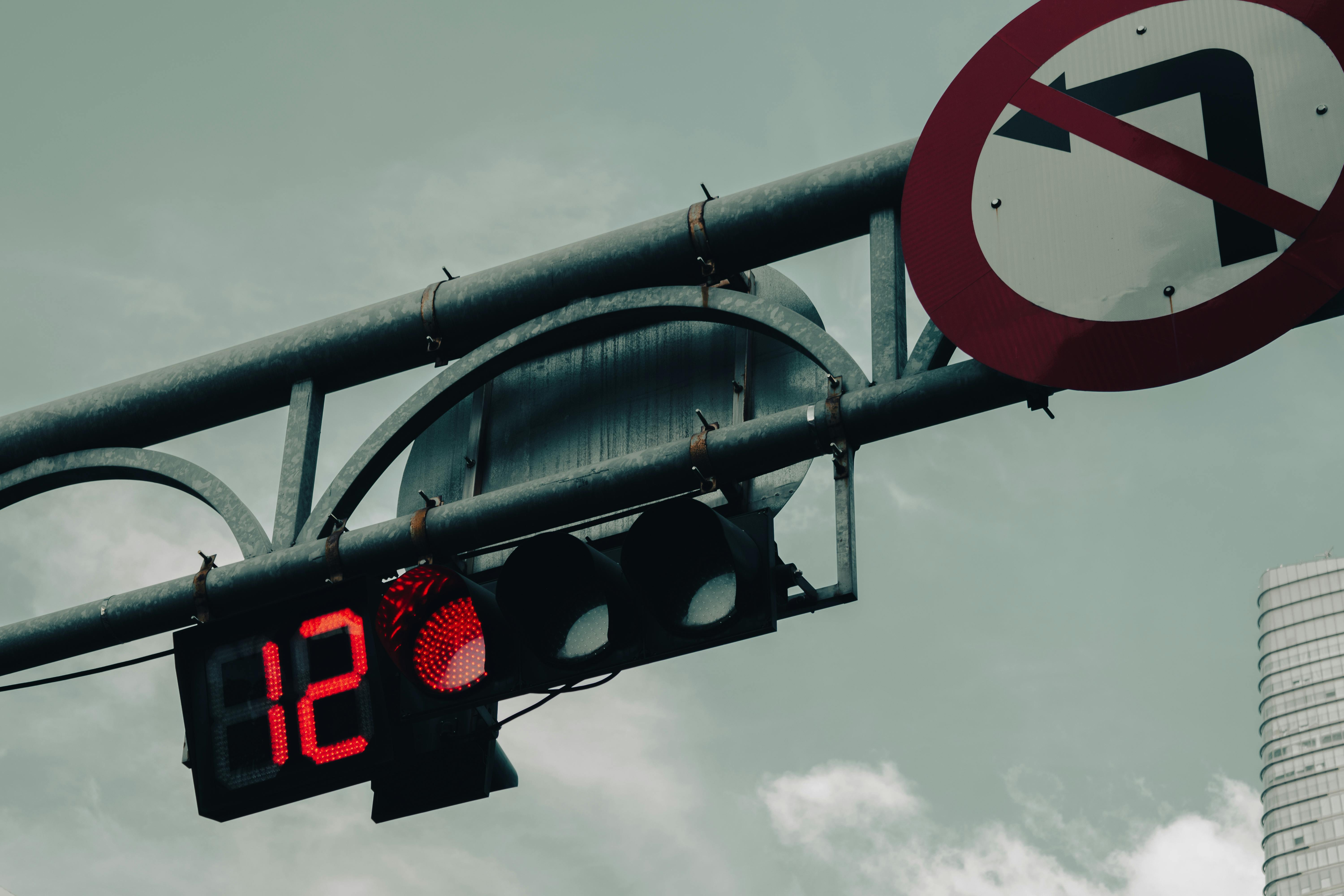 Semáforo Urbano E Placa De Proibição De Conversão à Esquerda No Vietnã ...