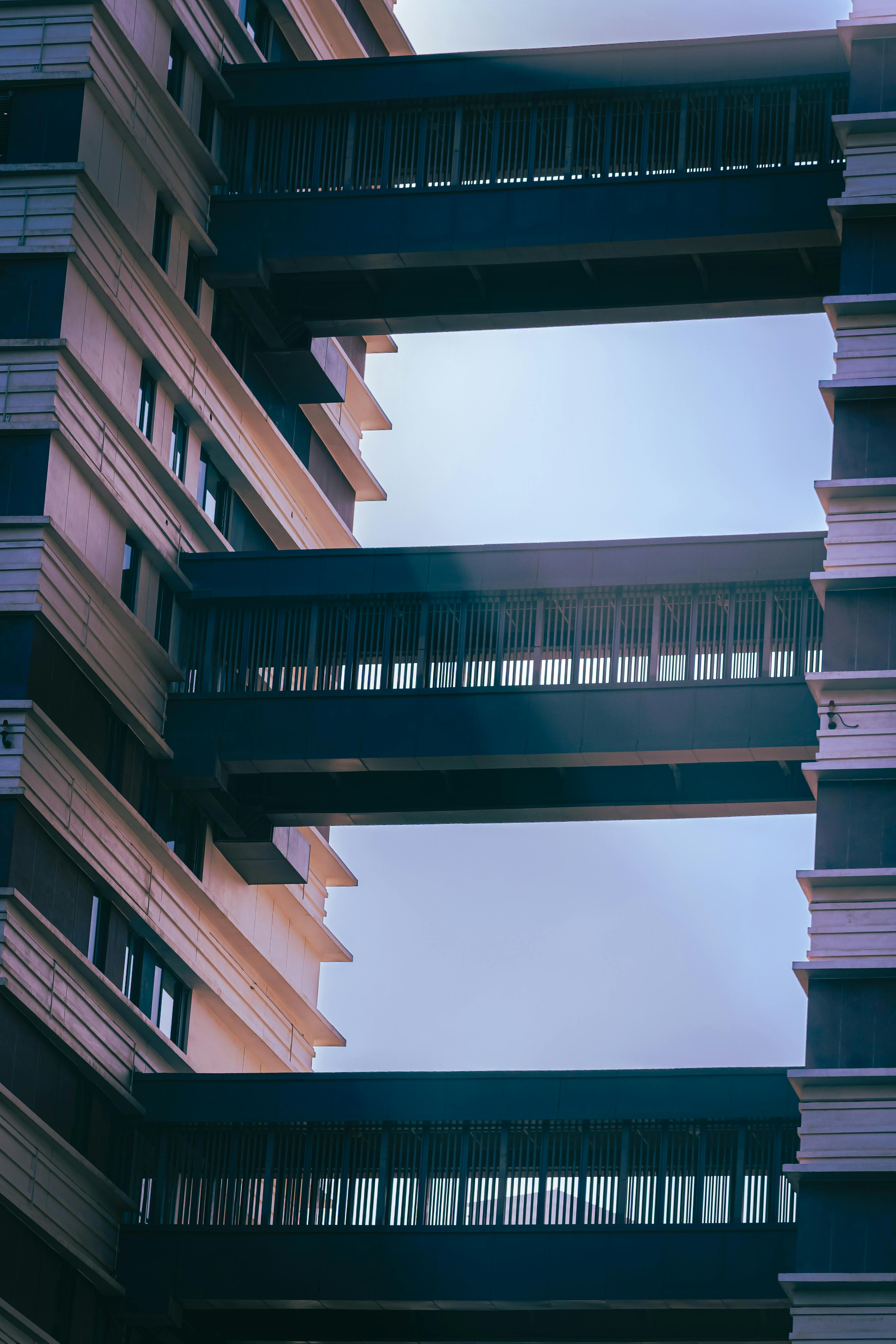 Edificios Modernos Conectados Por Elegantes Puentes Elevados, Creando ...