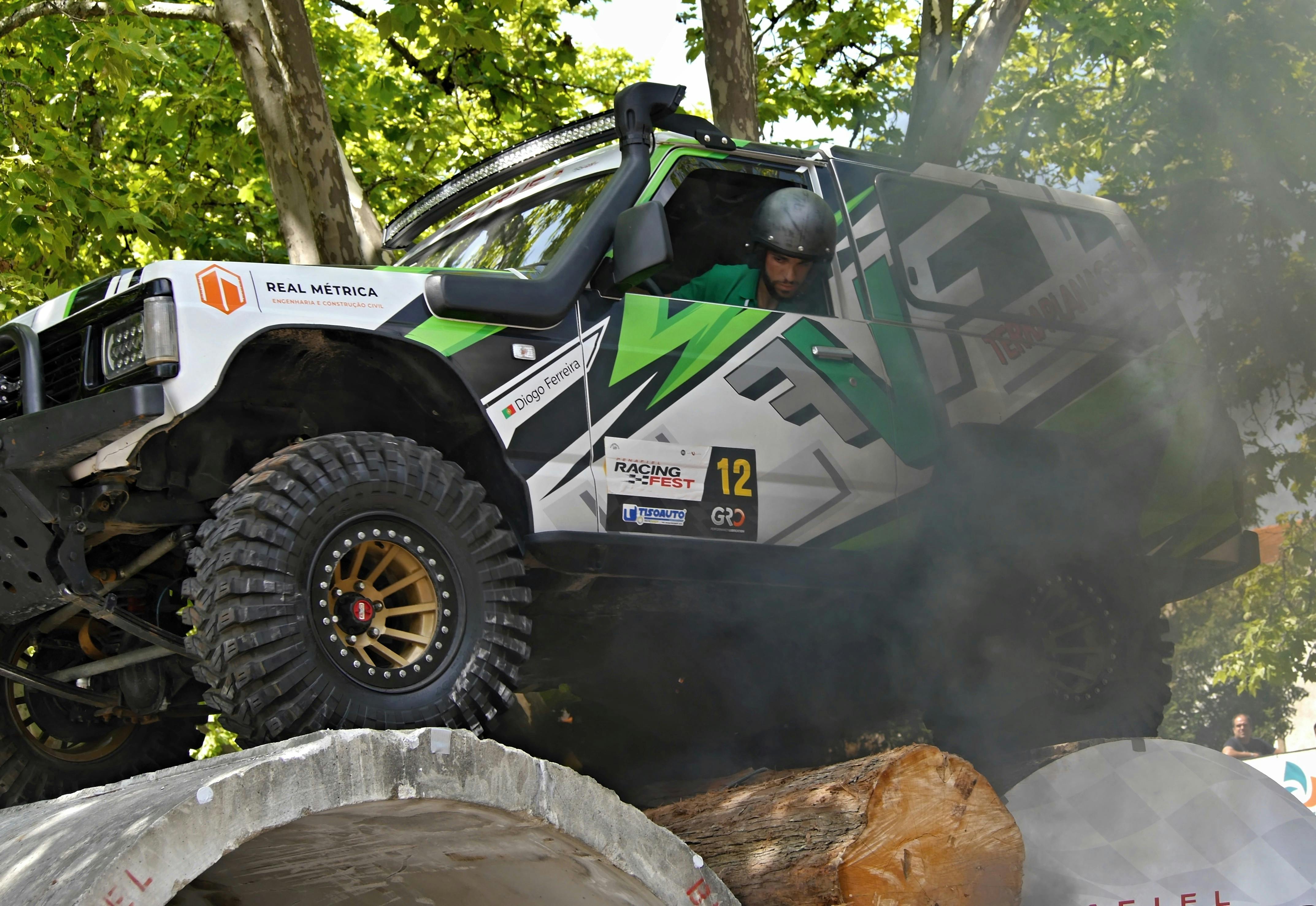 Off-Road 4x4 Overcoming Obstacles in Penafiel · Free Stock Photo