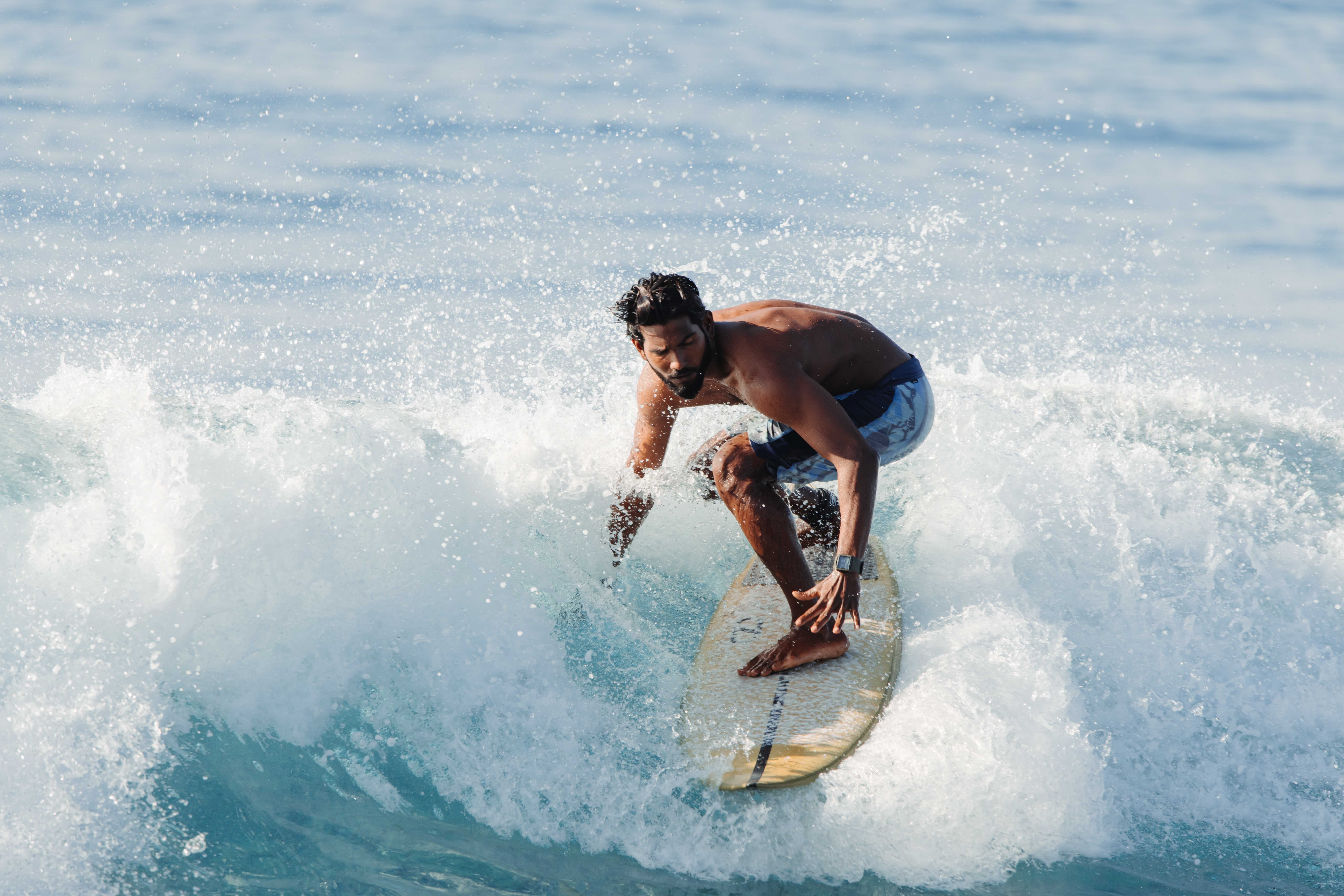 Un Surfeur Surfe Sur Les Vagues Aux Maldives · Photo gratuite
