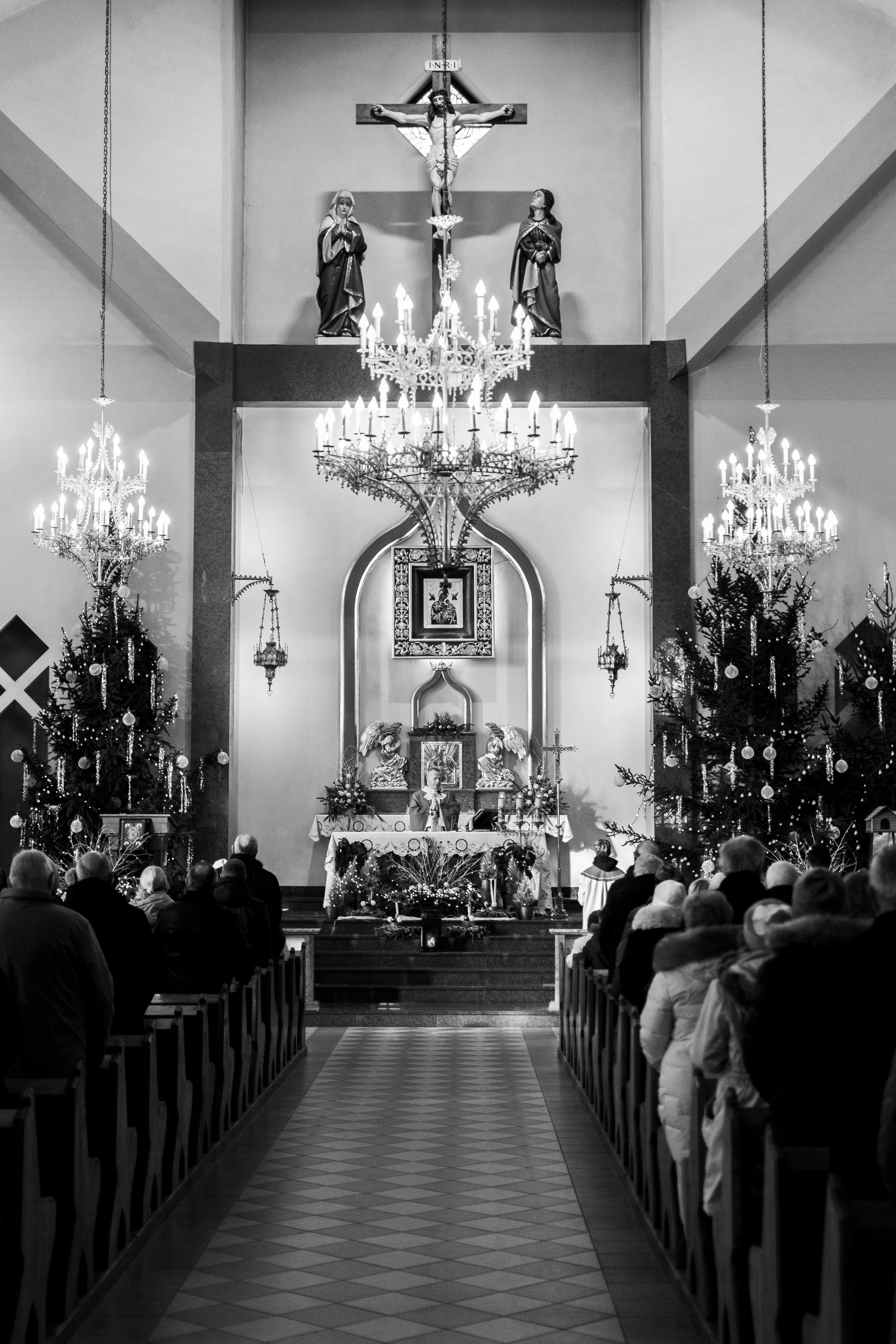 Intérieur élégant De L'église Pendant La Messe De Noël · Photo gratuite