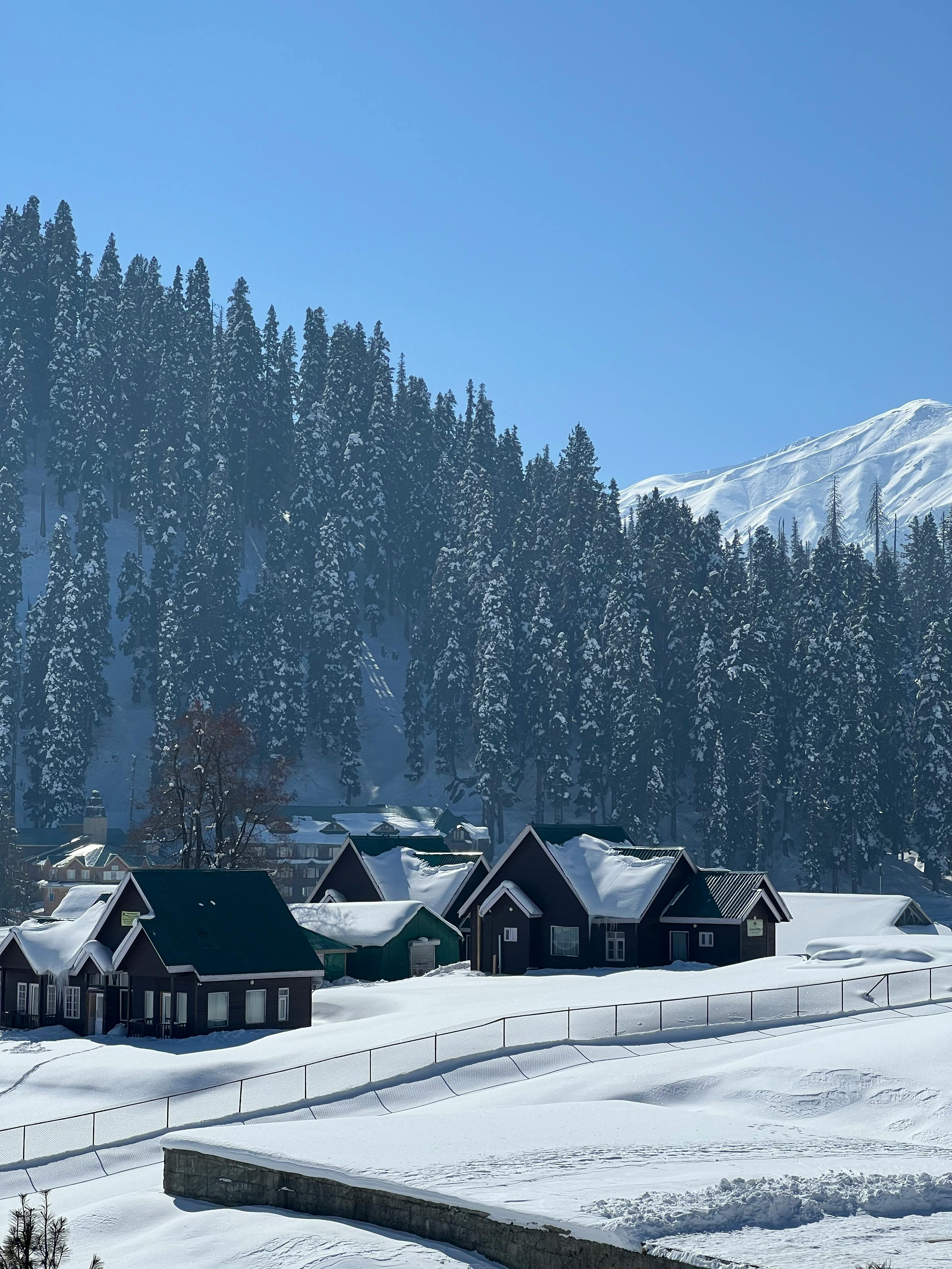 Scenic Snowy Mountain Huts in Gulmarg · Free Stock Photo