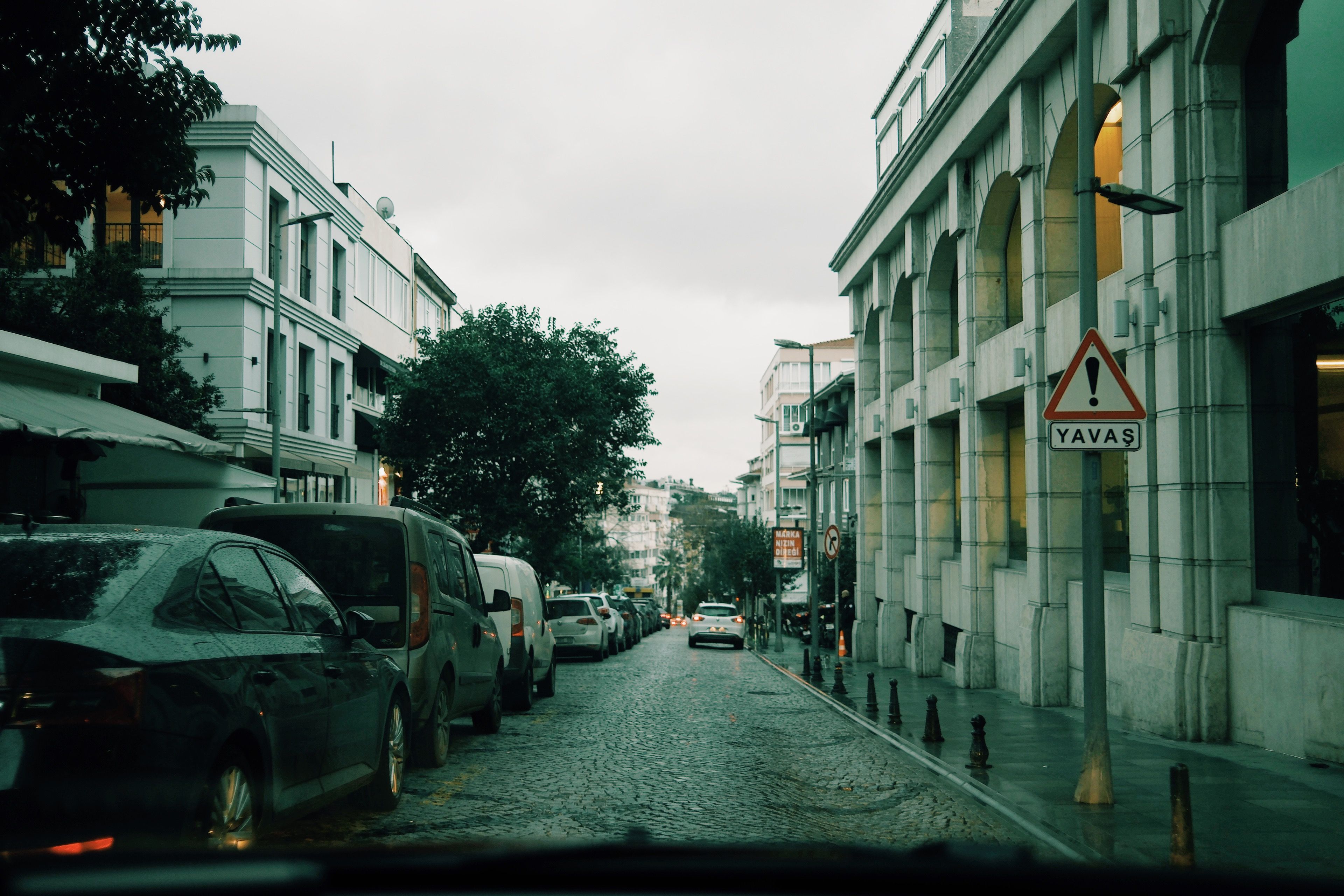 Cena De Rua Urbana Encantadora Com Estrada De Paralelepípedos · Foto ...