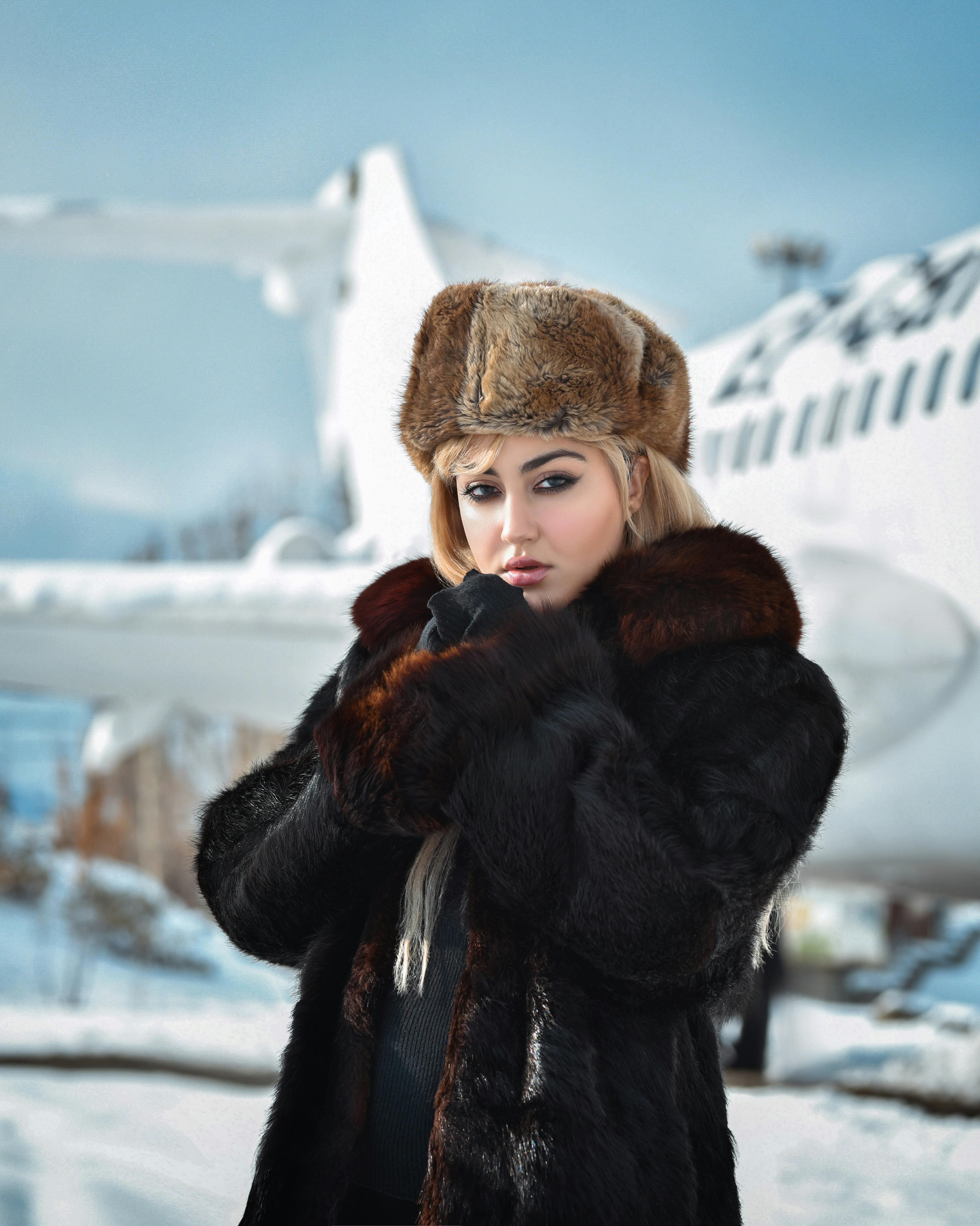 Winter Female Clothes Fashion Model Plane Background Photos, Download ...