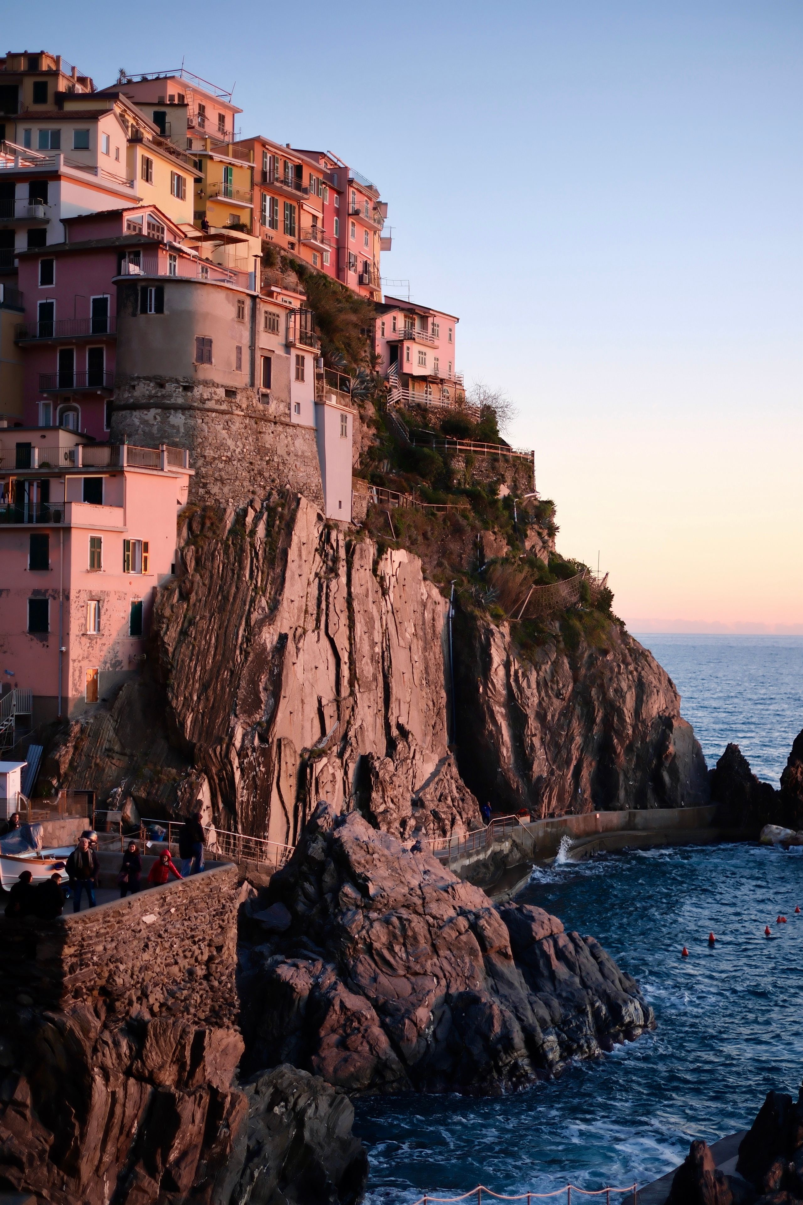 Casas Coloridas Al Atardecer En Los Acantilados De Liguria, Italia ...
