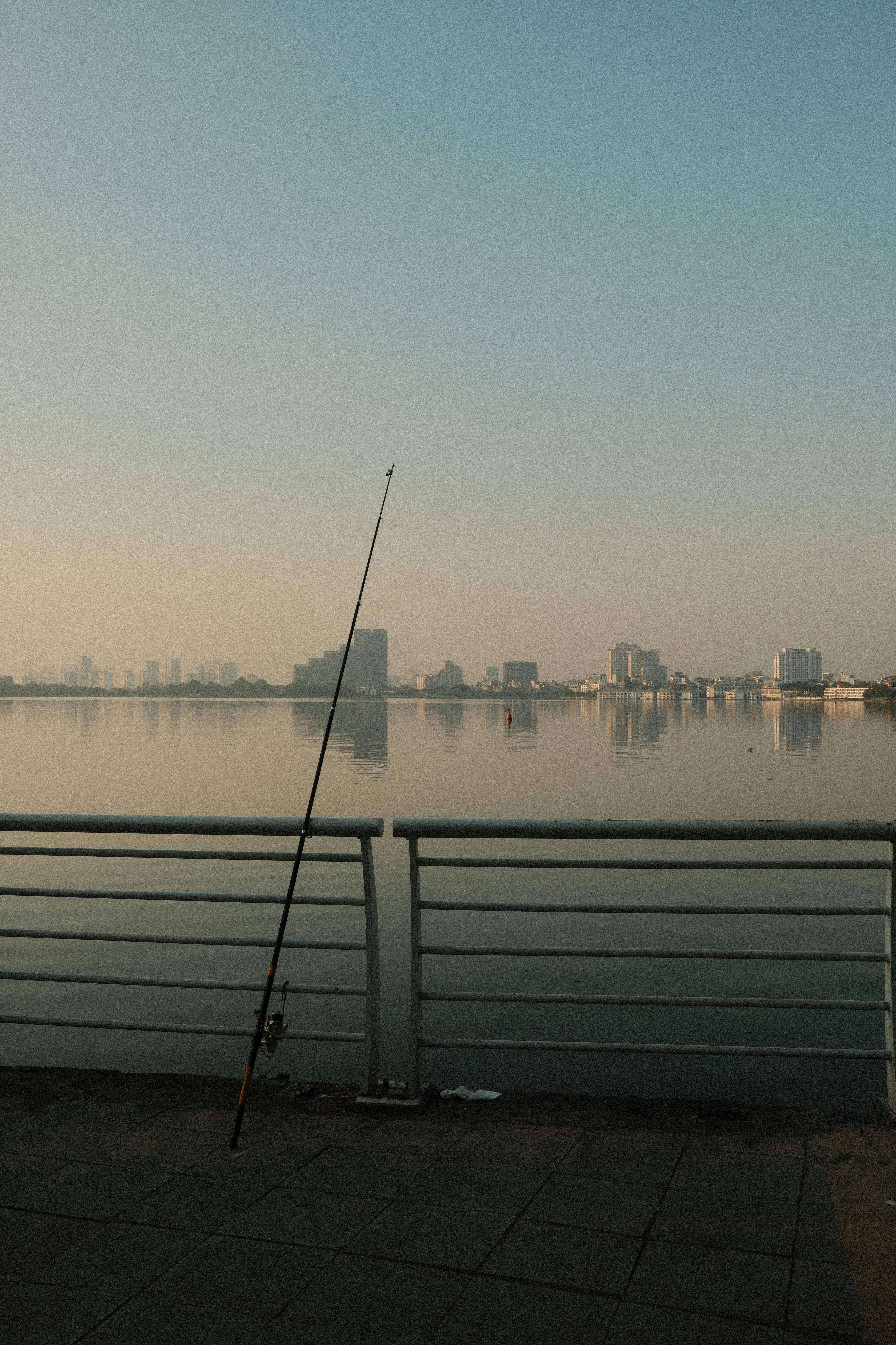 Pemandangan Kota Yang Tenang Dengan Pancingan Saat Matahari Terbit ...