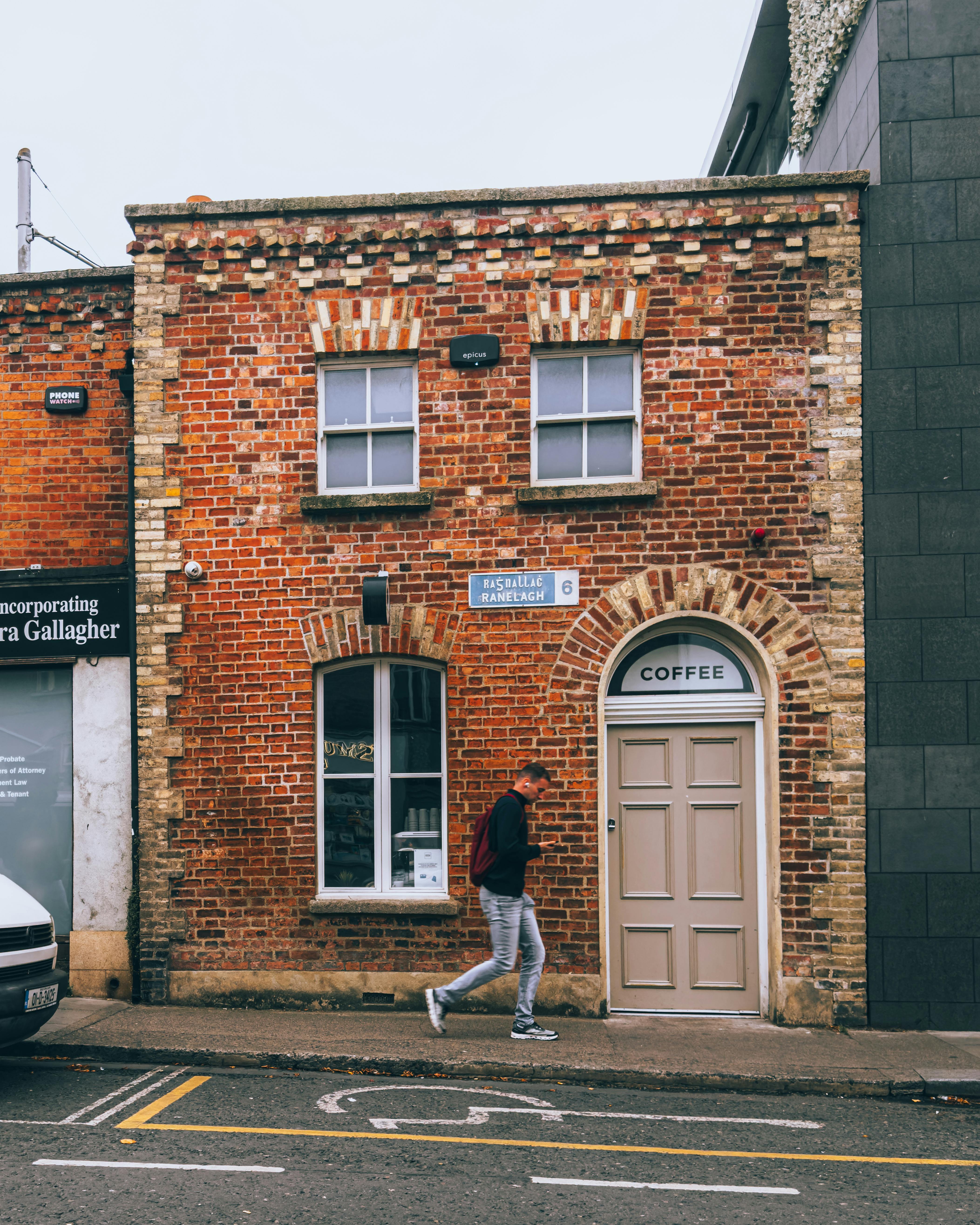 Charming Brick Coffee Shop in Urban Street Setting · Free Stock Photo