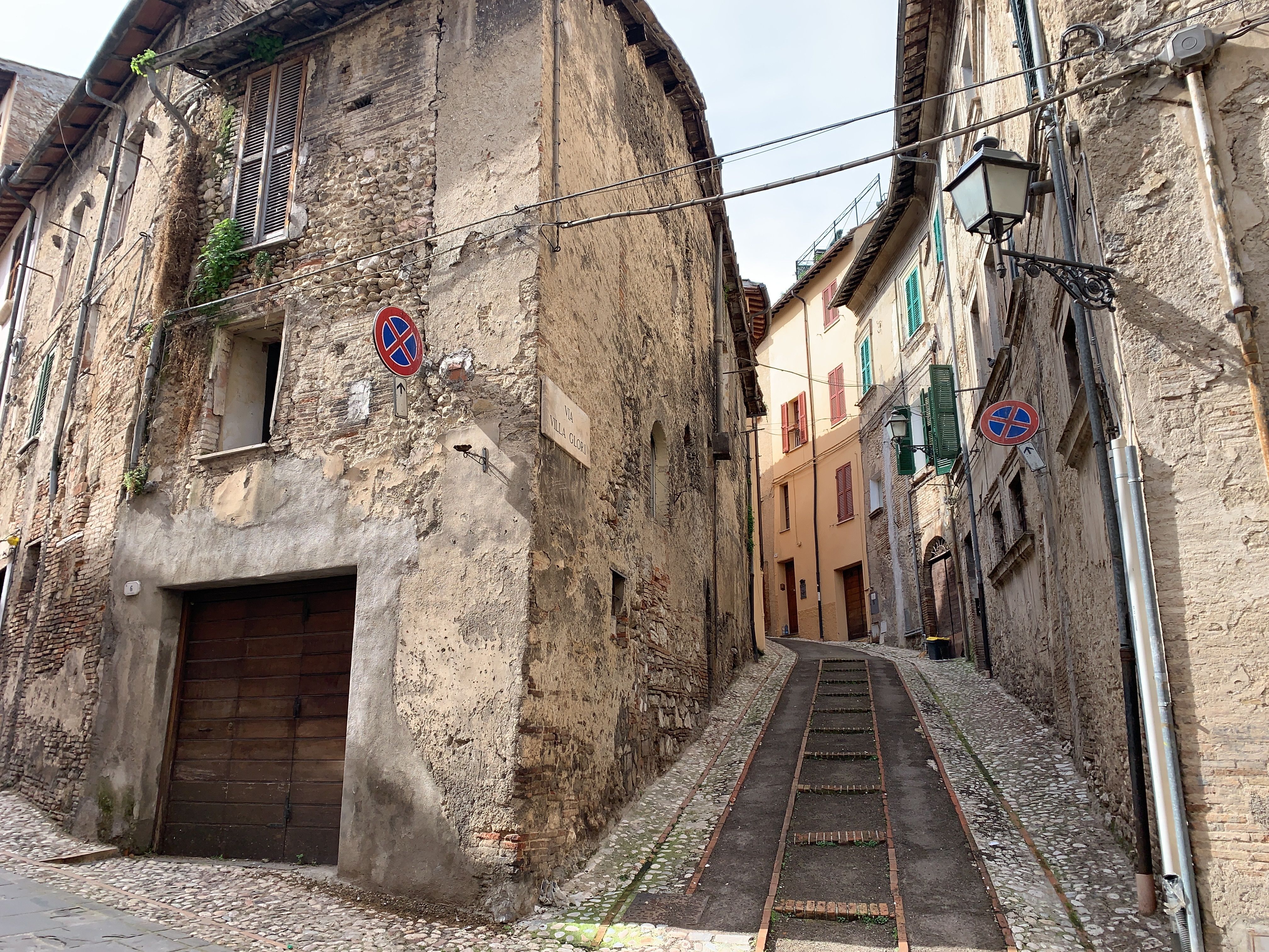Charming Narrow Alley in Historic European Town · Free Stock Photo