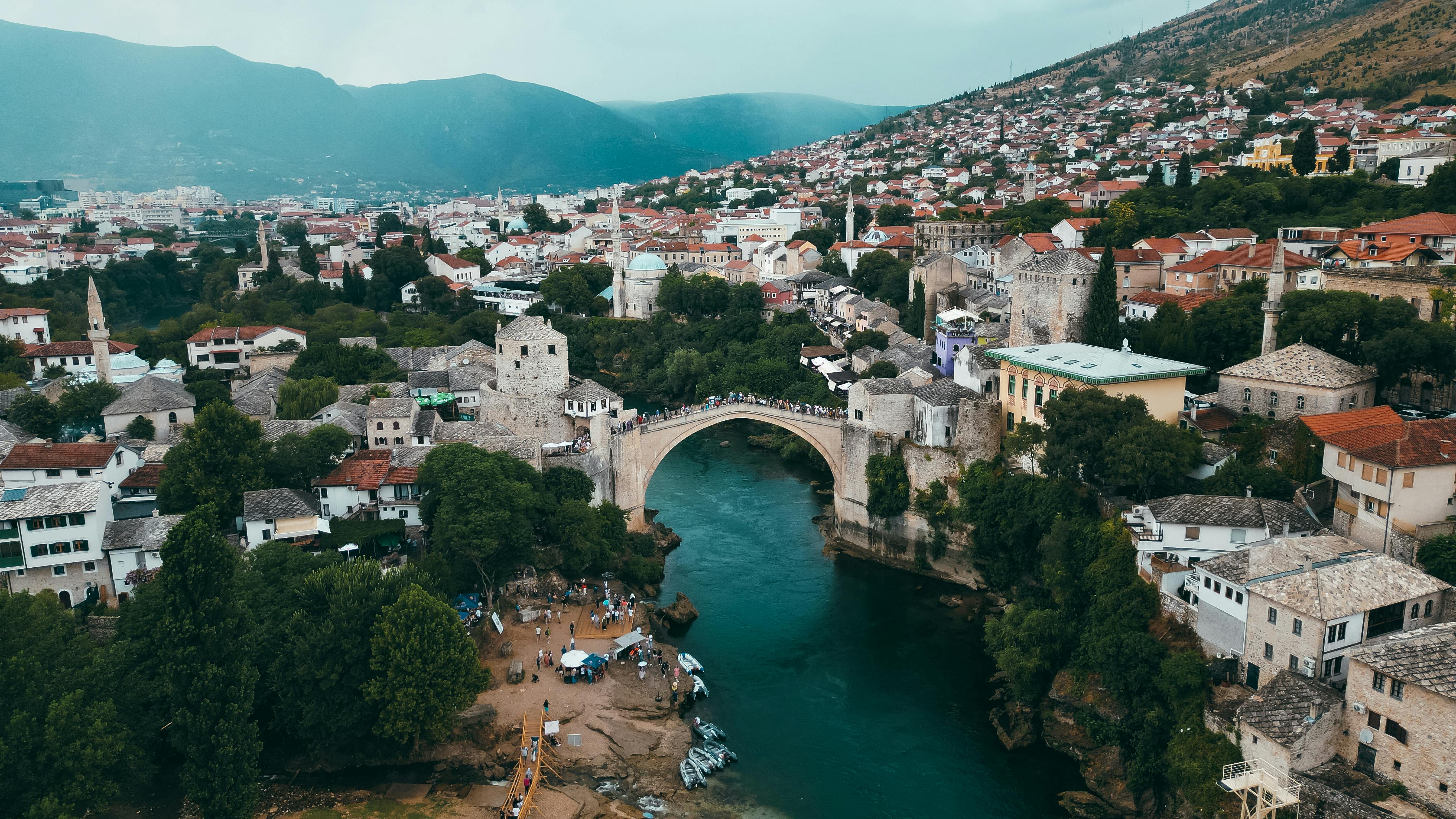 Bosna'daki Mostar'ın Simgesel Eski Köprüsünün Havadan Görünümü ...