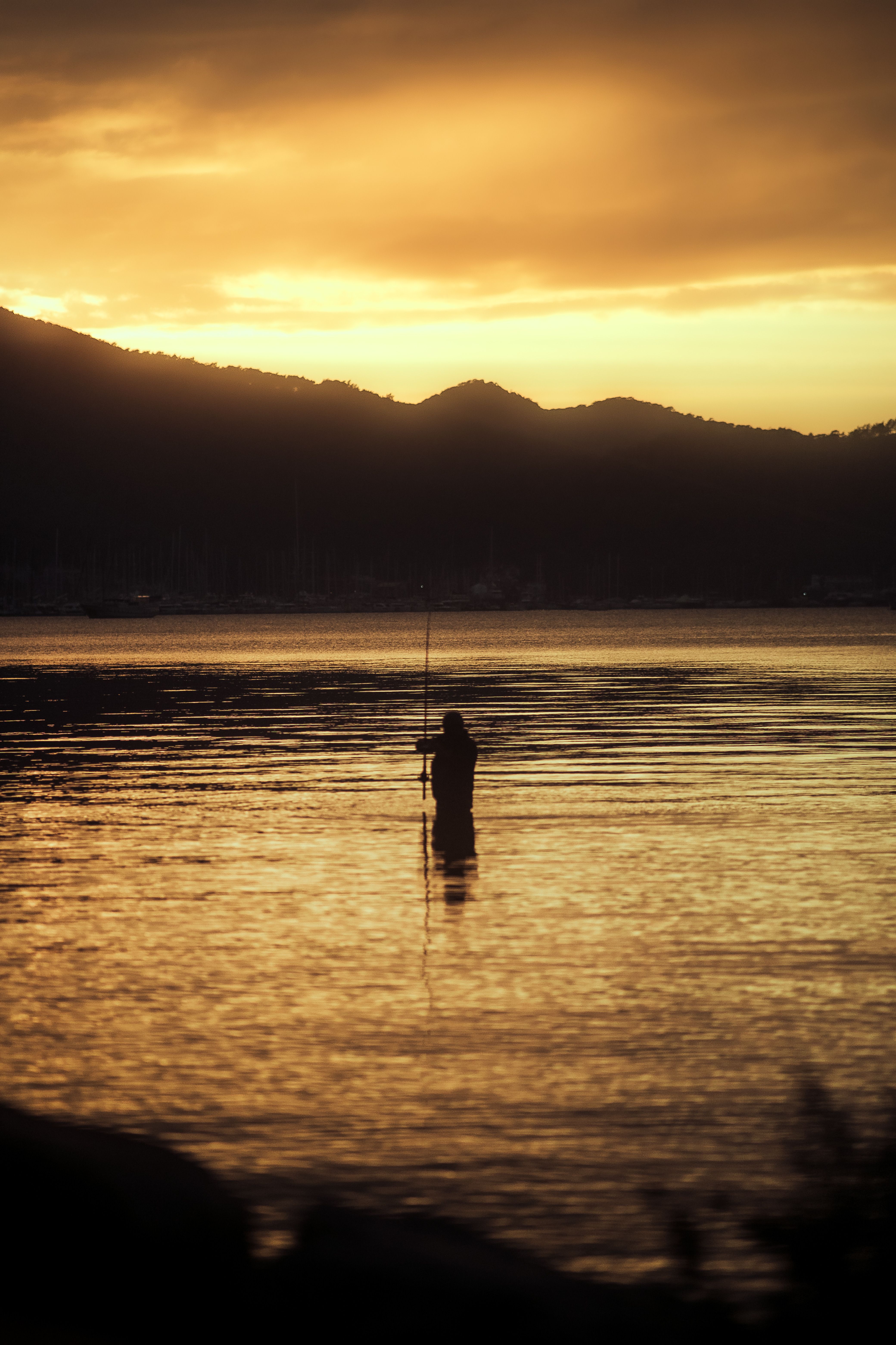 Silhueta De Pessoa Pescando Ao Pôr Do Sol No Lago · Foto profissional ...