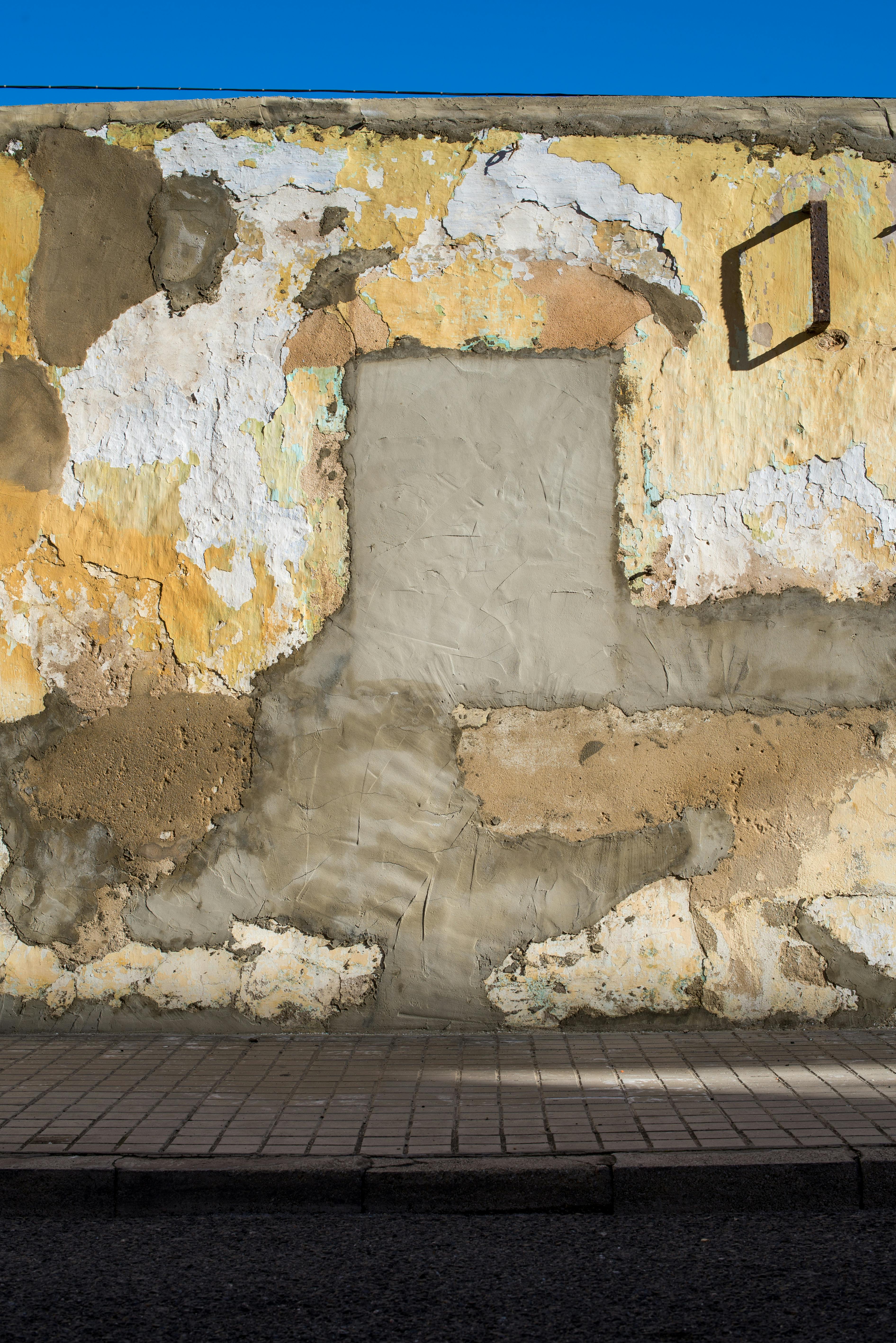 Dinding Kota Yang Lapuk Dengan Tekstur Tambal Sulam · Foto Stok Gratis