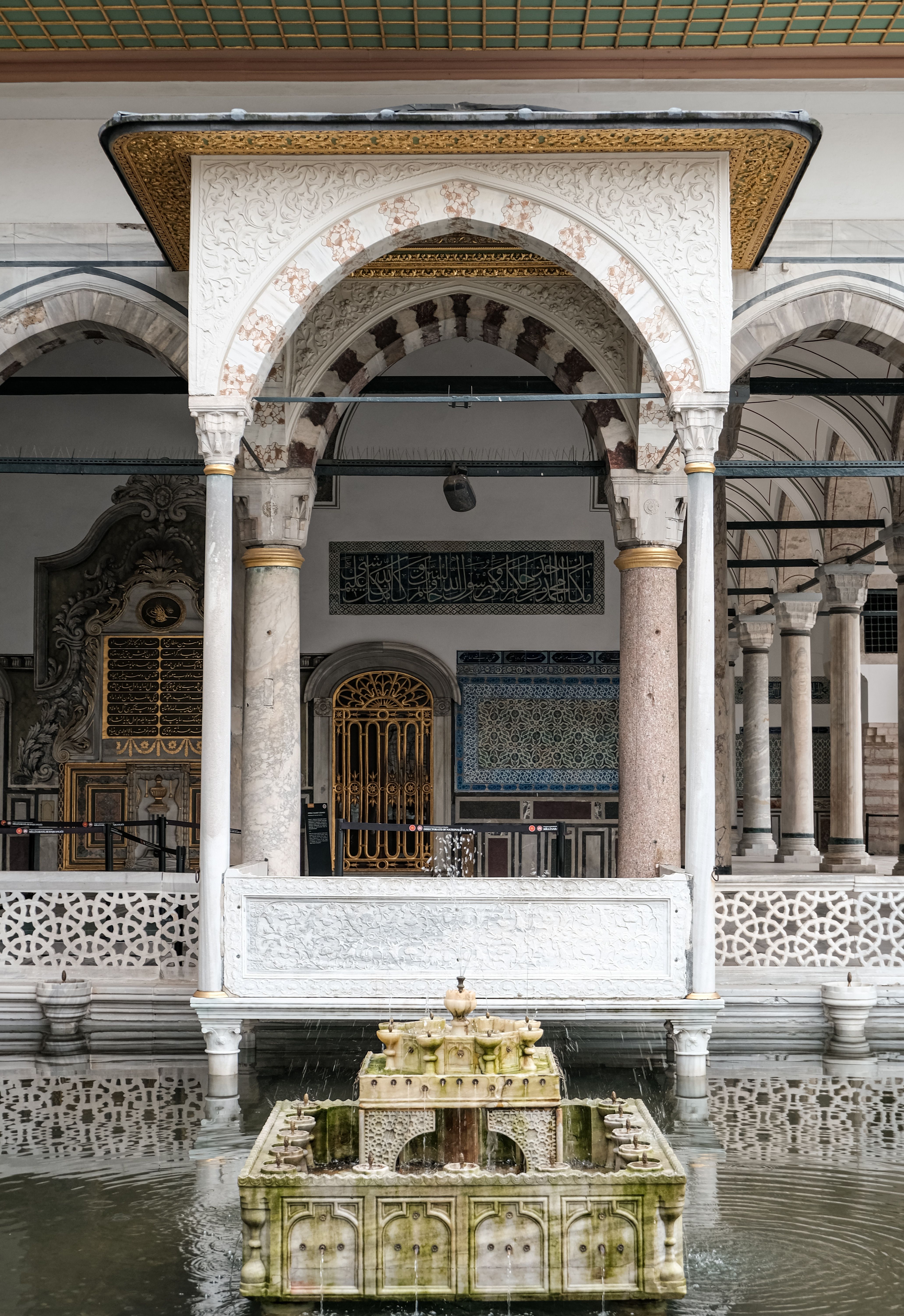 Elegant Islamic Architecture with Ornate Fountain · Free Stock Photo