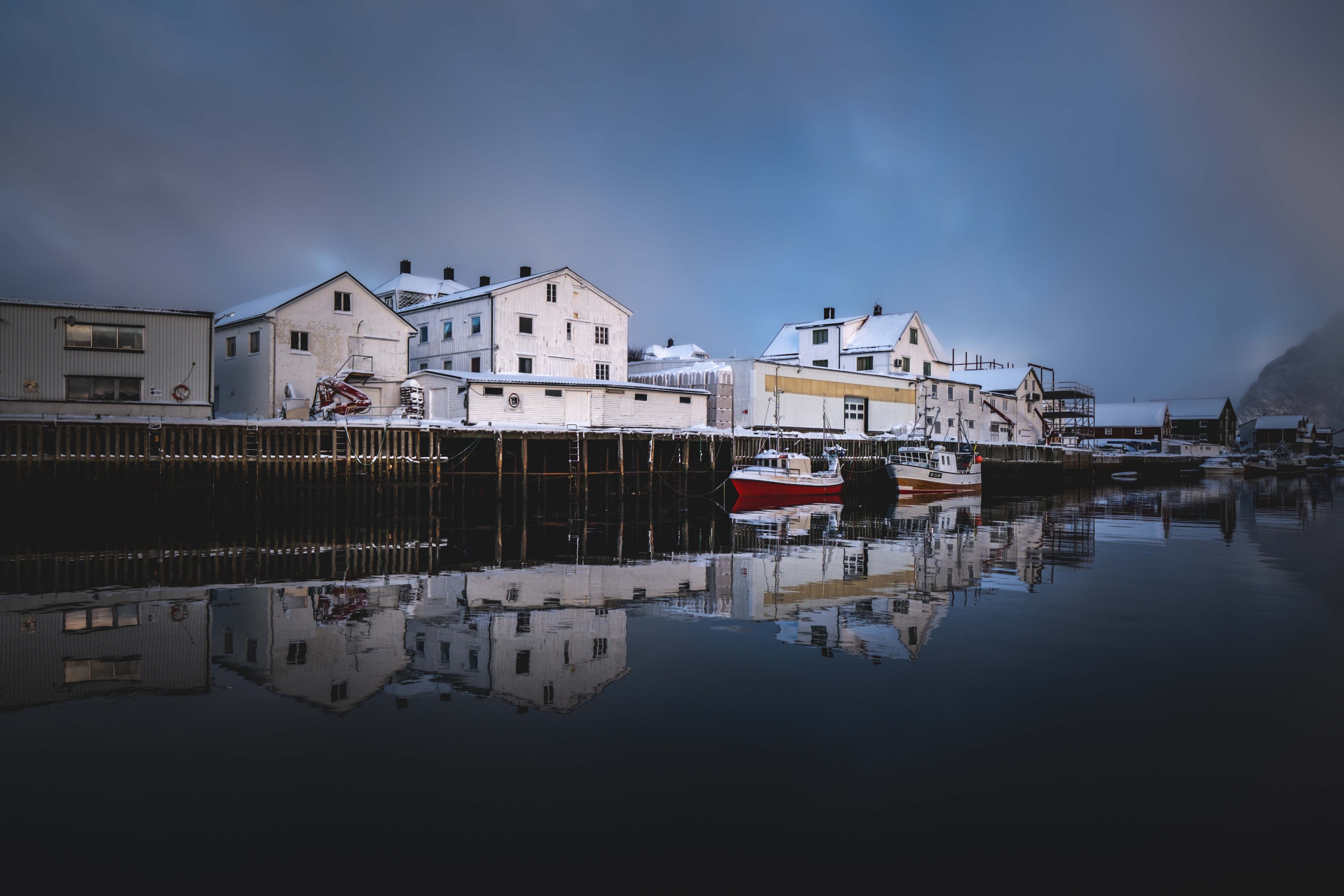 Serene Winter Harbor Scene with Snowy Reflections · Free Stock Photo