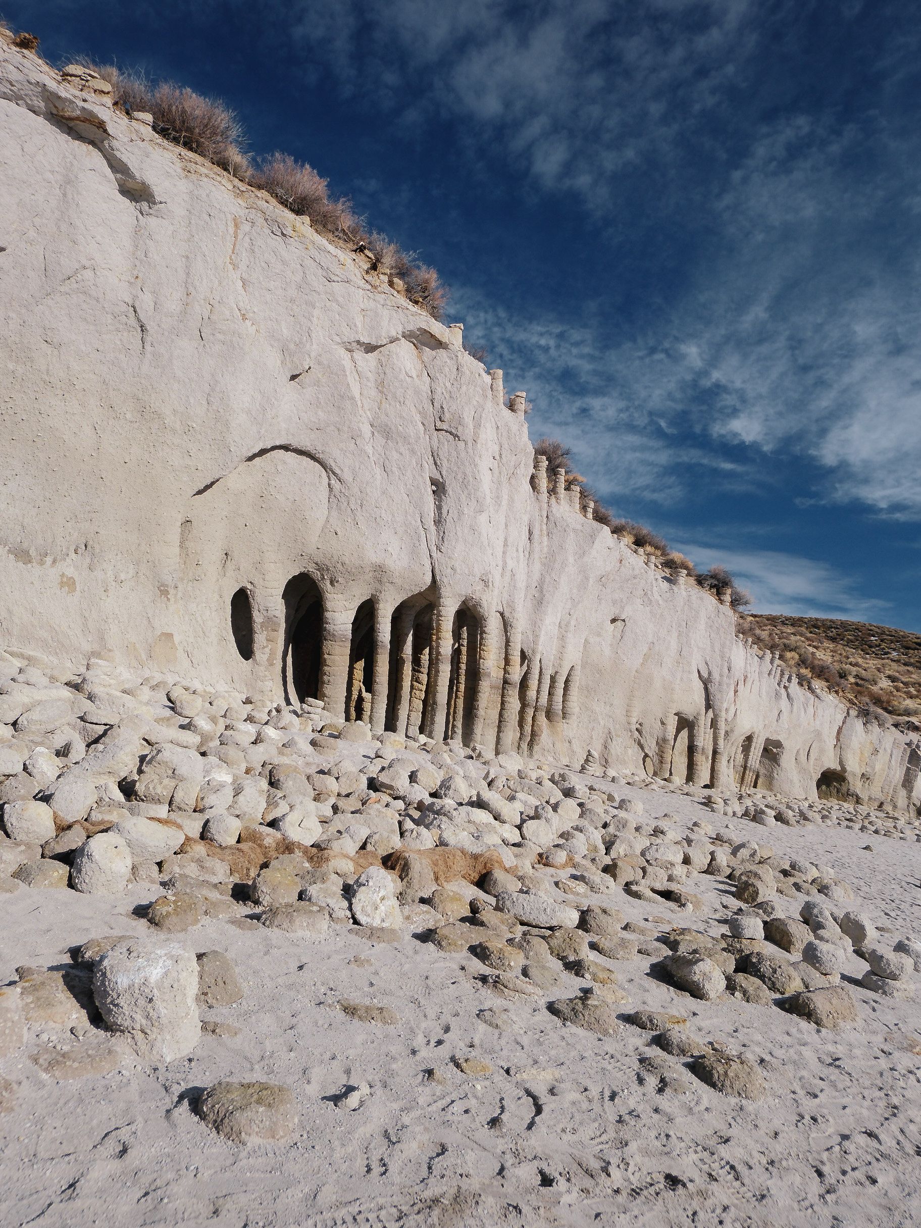 Impresionantes Columnas Antiguas En El Lago Crowley, California · Foto ...