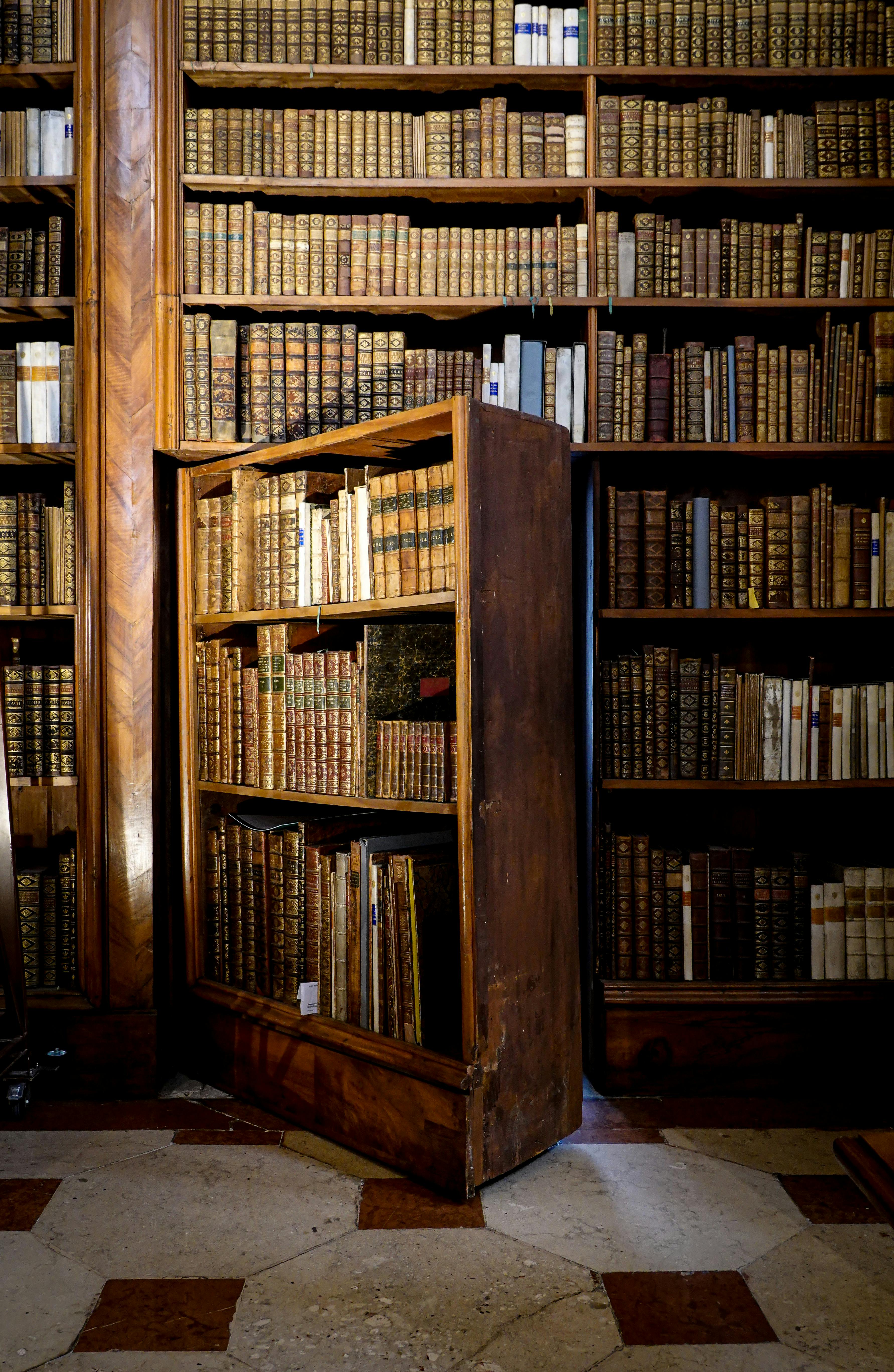 Old Library Photos, Download The BEST Free Old Library Stock Photos ...