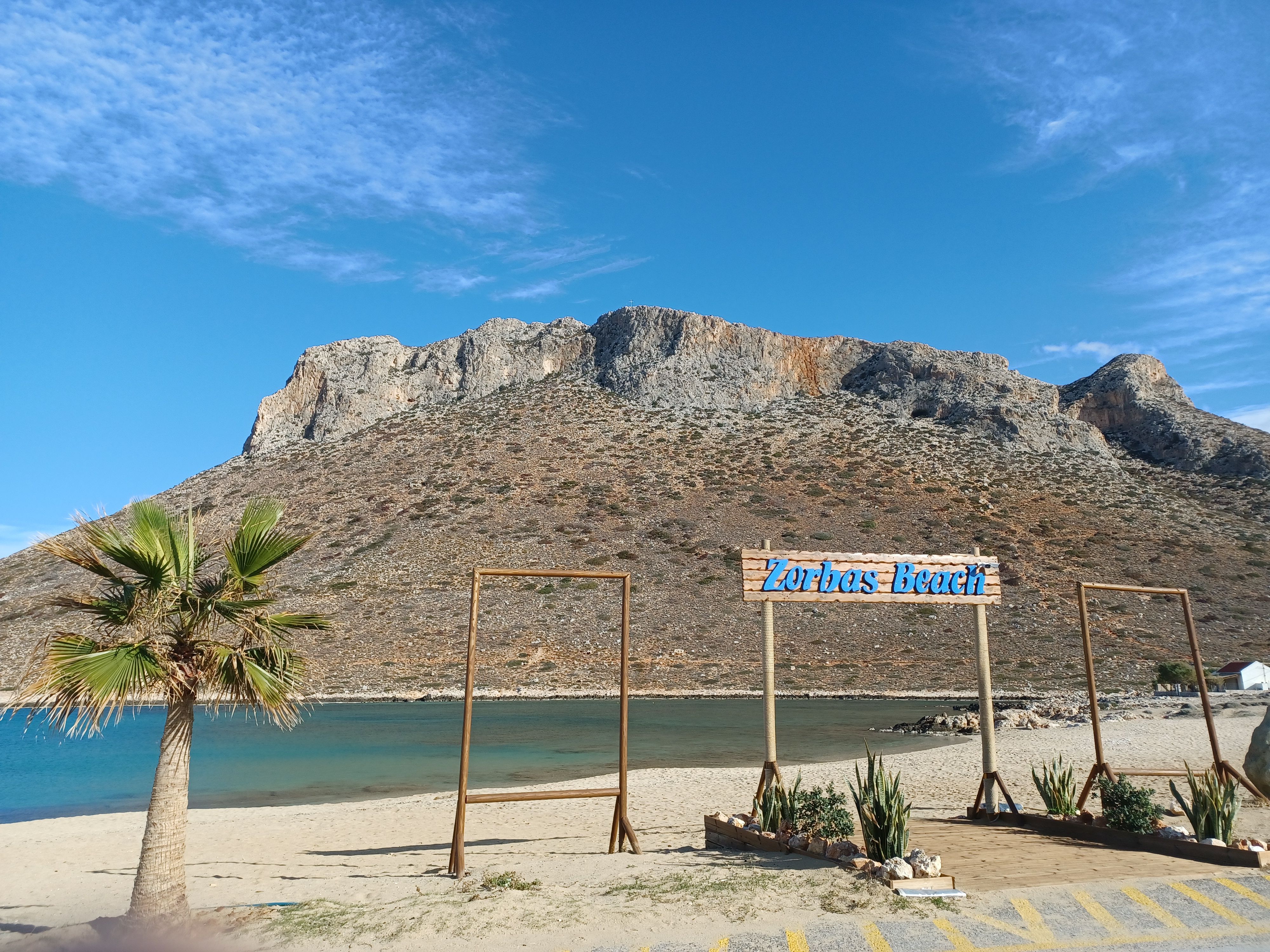 Impresionante Playa De Zorbas Con El Monte Stavros Como Telón De Fondo ...
