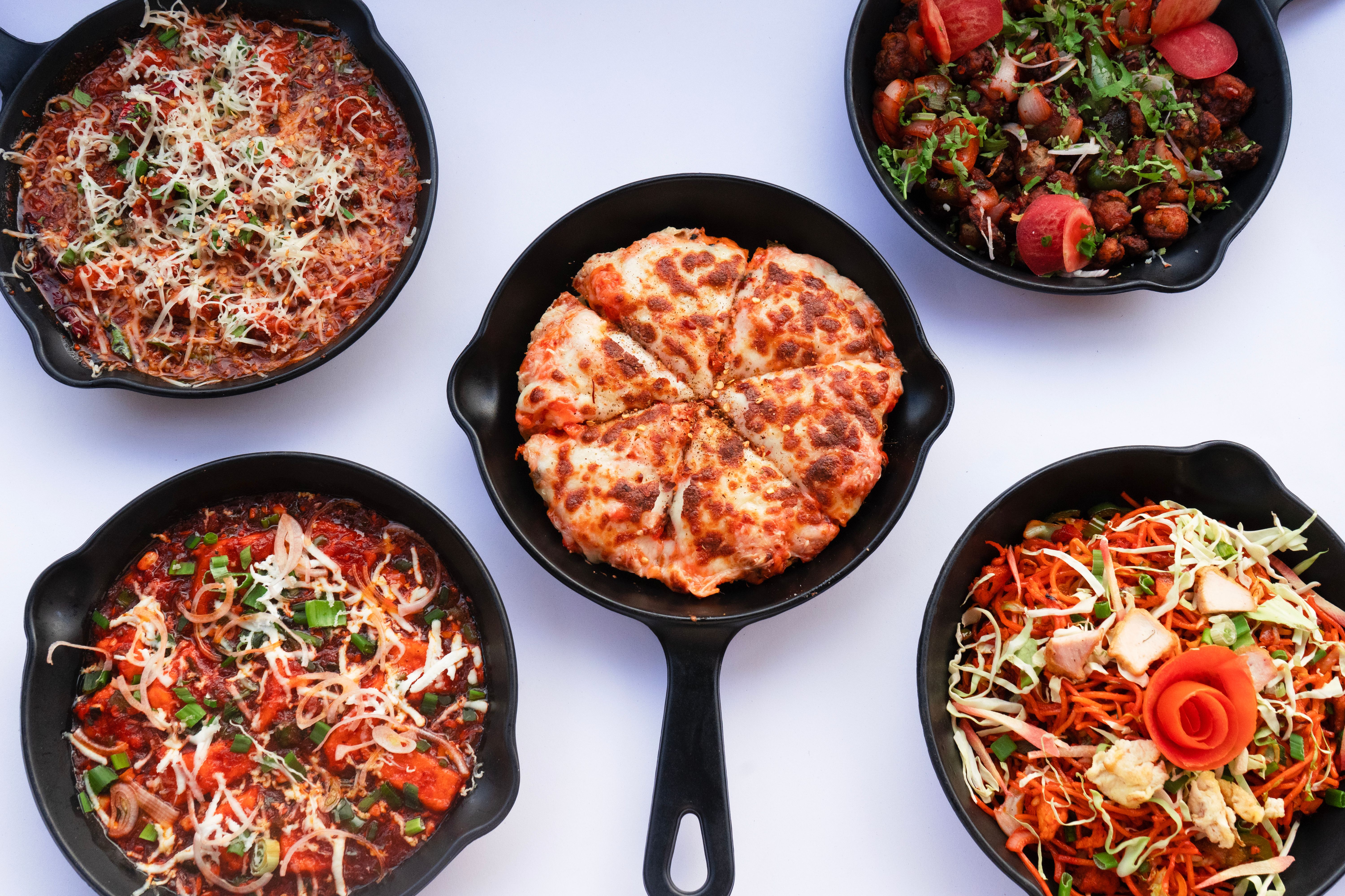 Deliciosa Variedad De Comidas En Sartén · Foto de stock gratuita