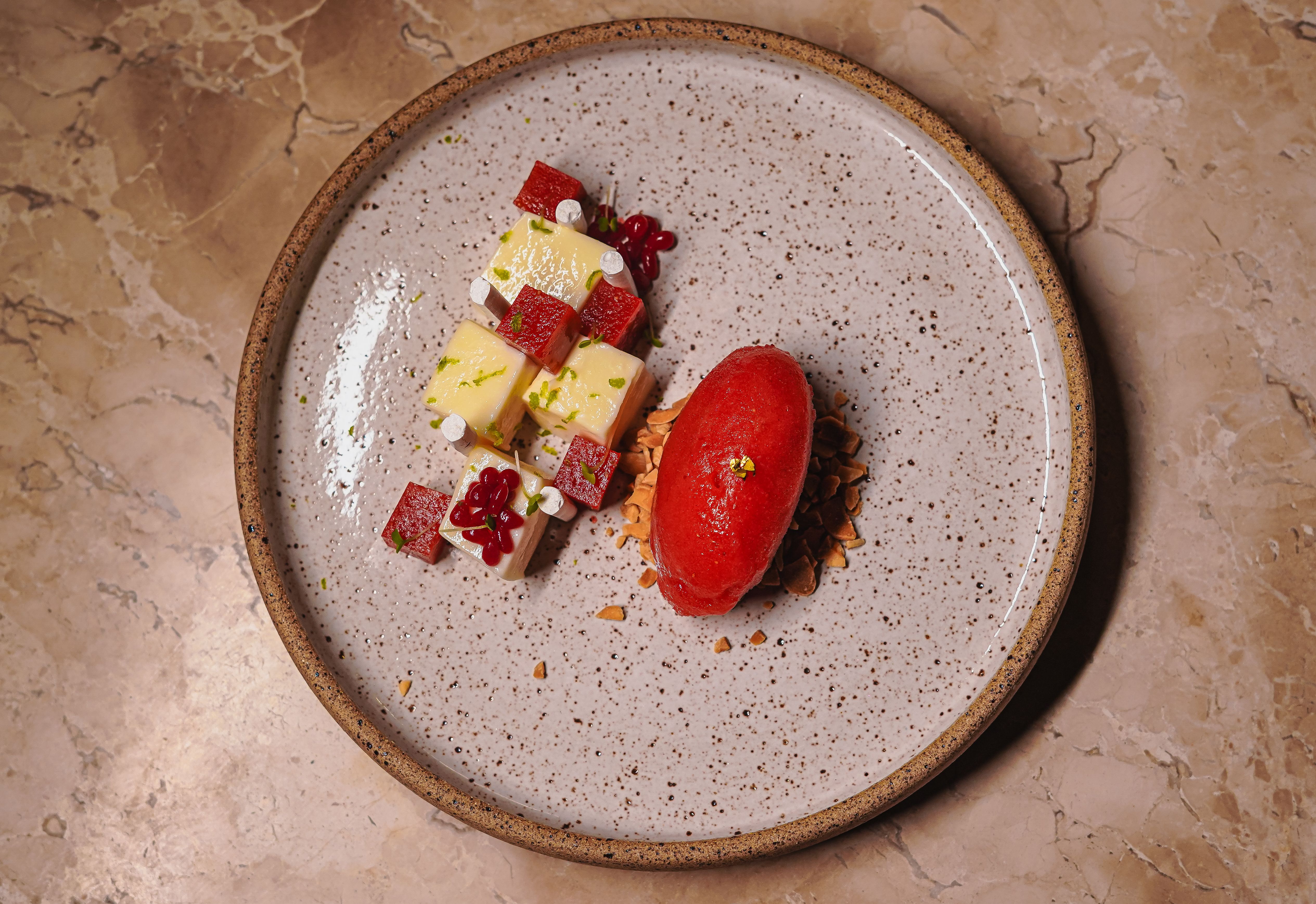 Postre Artístico En Plato Con Gelatina De Frutas Y Sorbete · Foto de ...