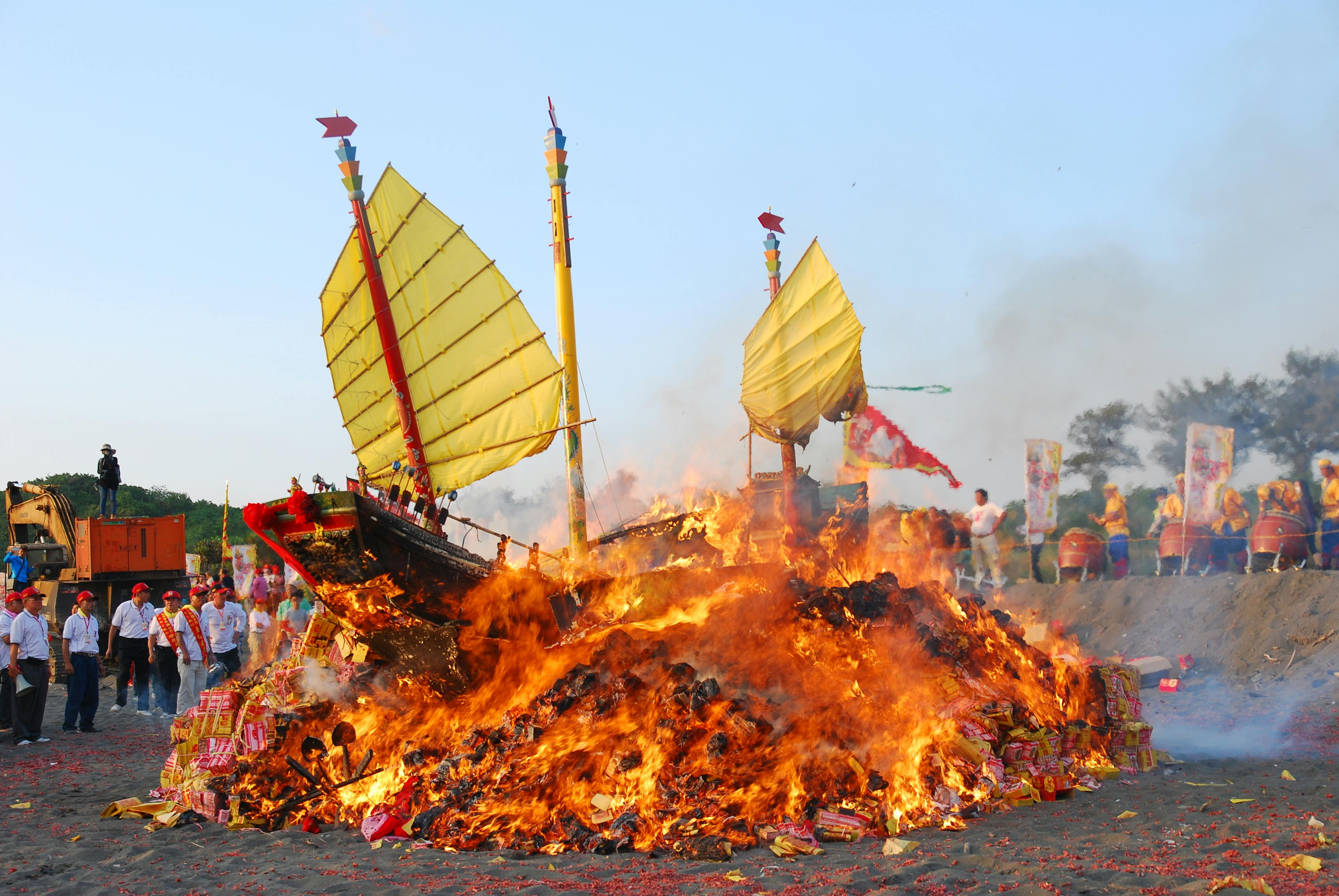 Traditional Boat Burning Ritual Festival Ceremony · Free Stock Photo