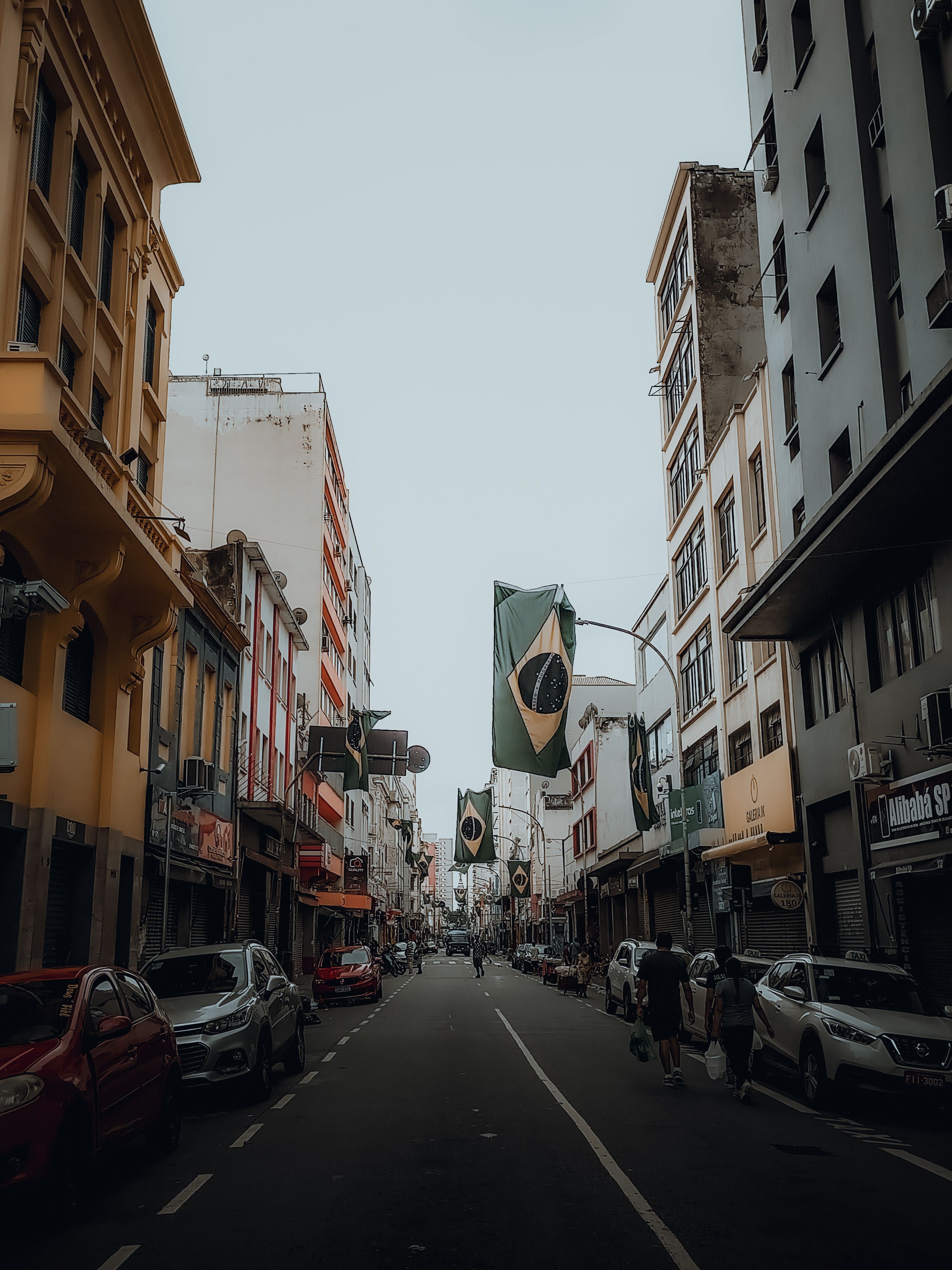 Rua Urbana Movimentada No Brasil Com Vida Na Cidade · Foto profissional ...