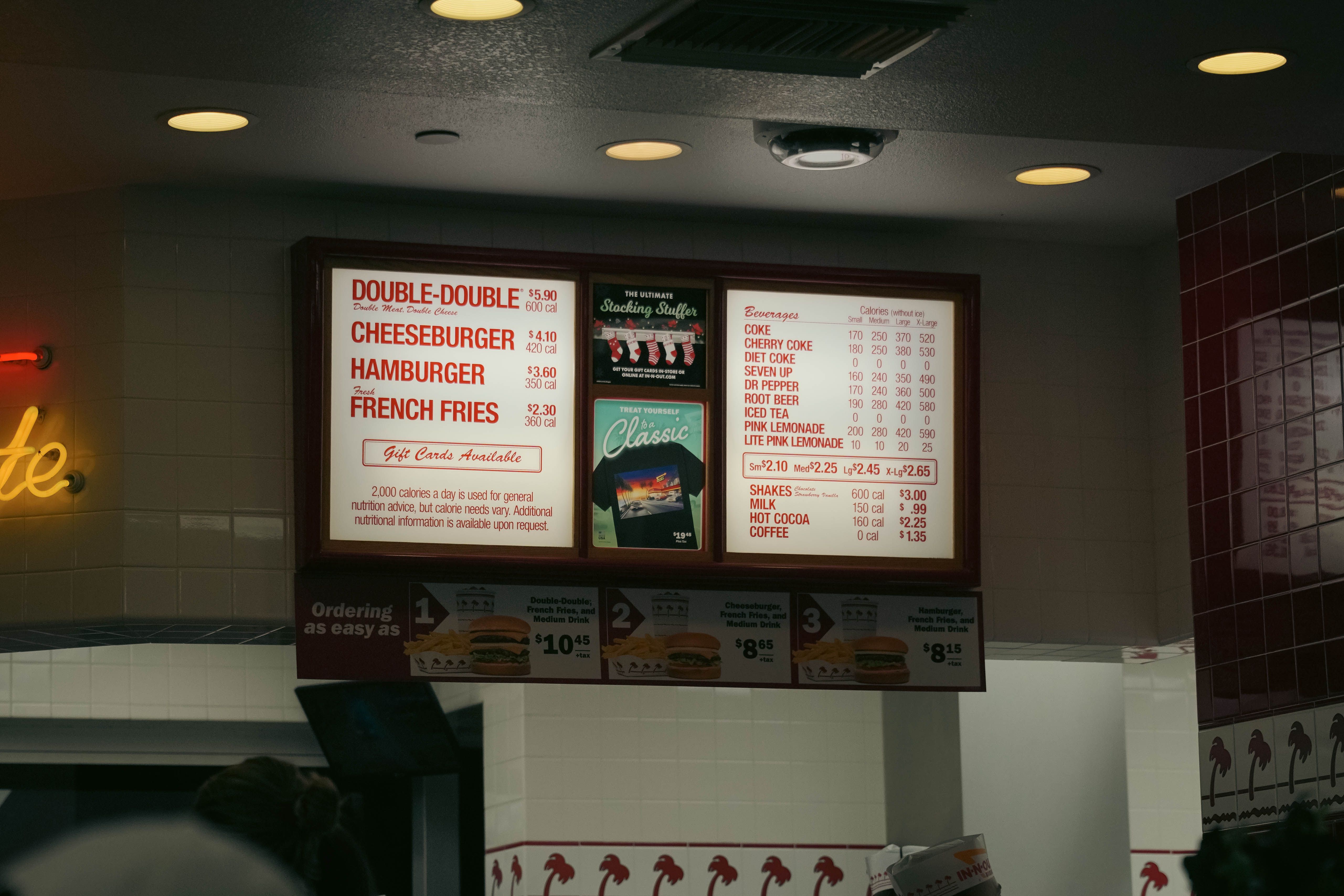 Tampilan Menu Burger In N Out Di Restoran · Foto Stok Gratis