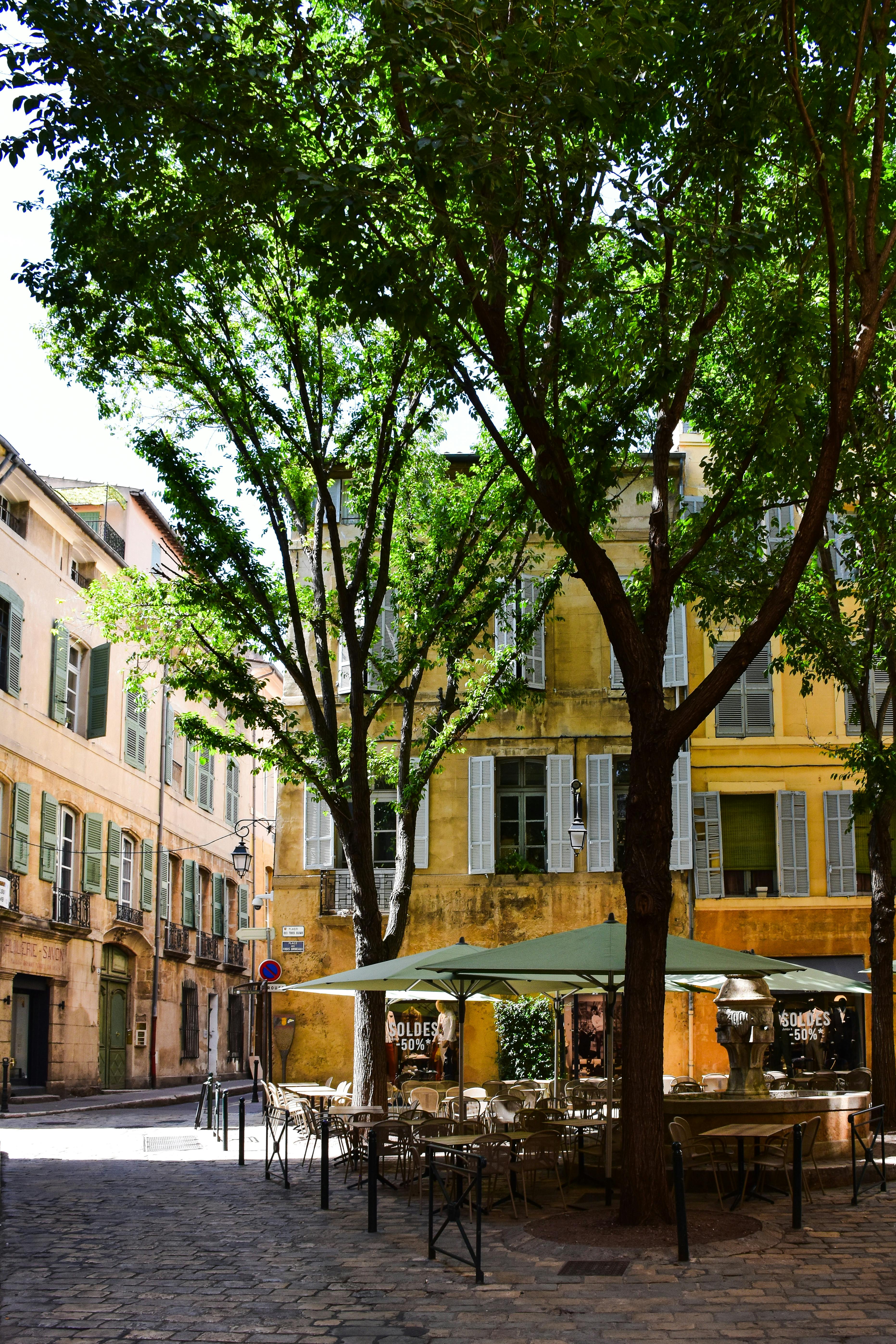 Charming Aix-en-Provence Street Scene in Summer · Free Stock Photo