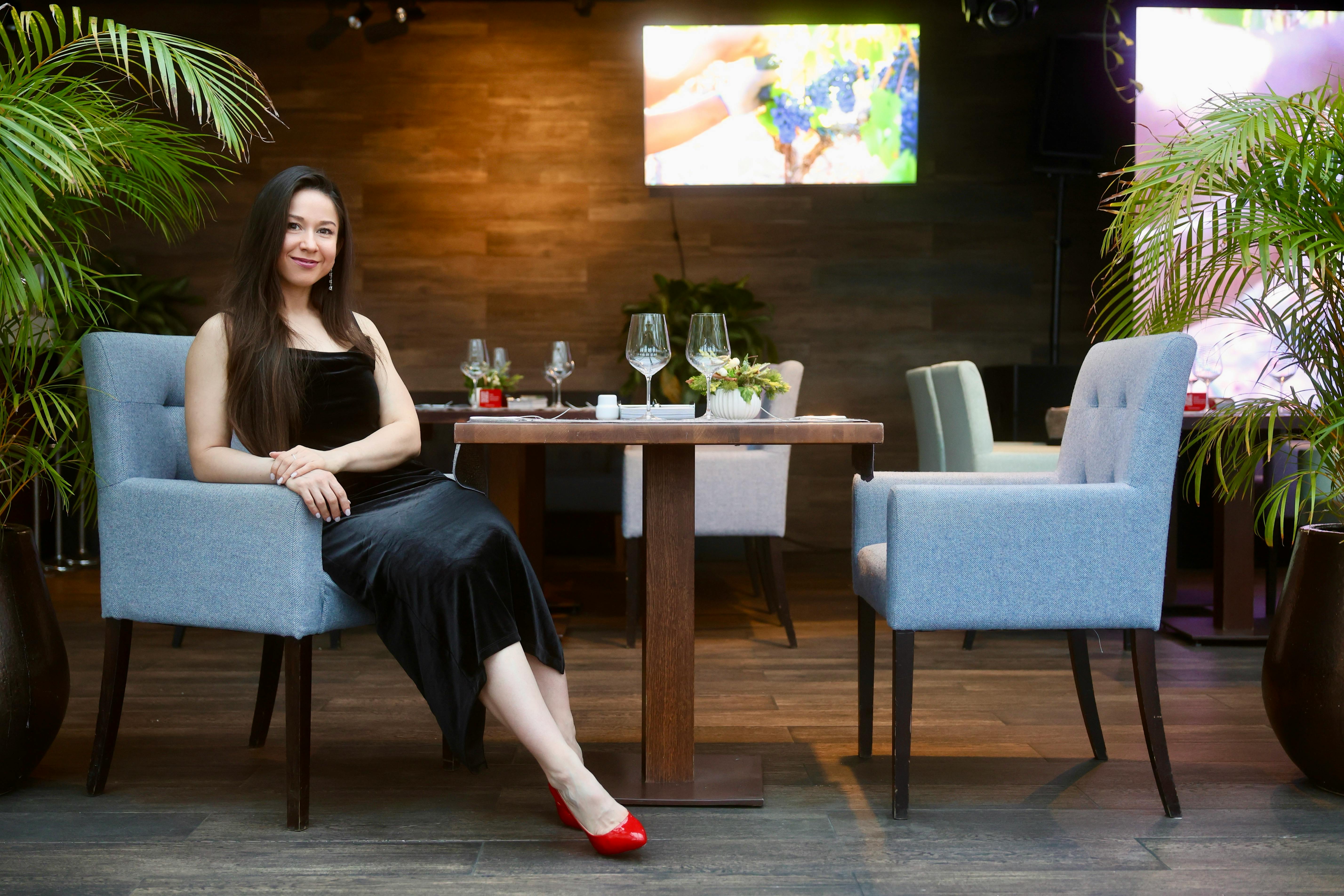 Female Welcoming Photos, Download The BEST Free Female Welcoming Stock ...