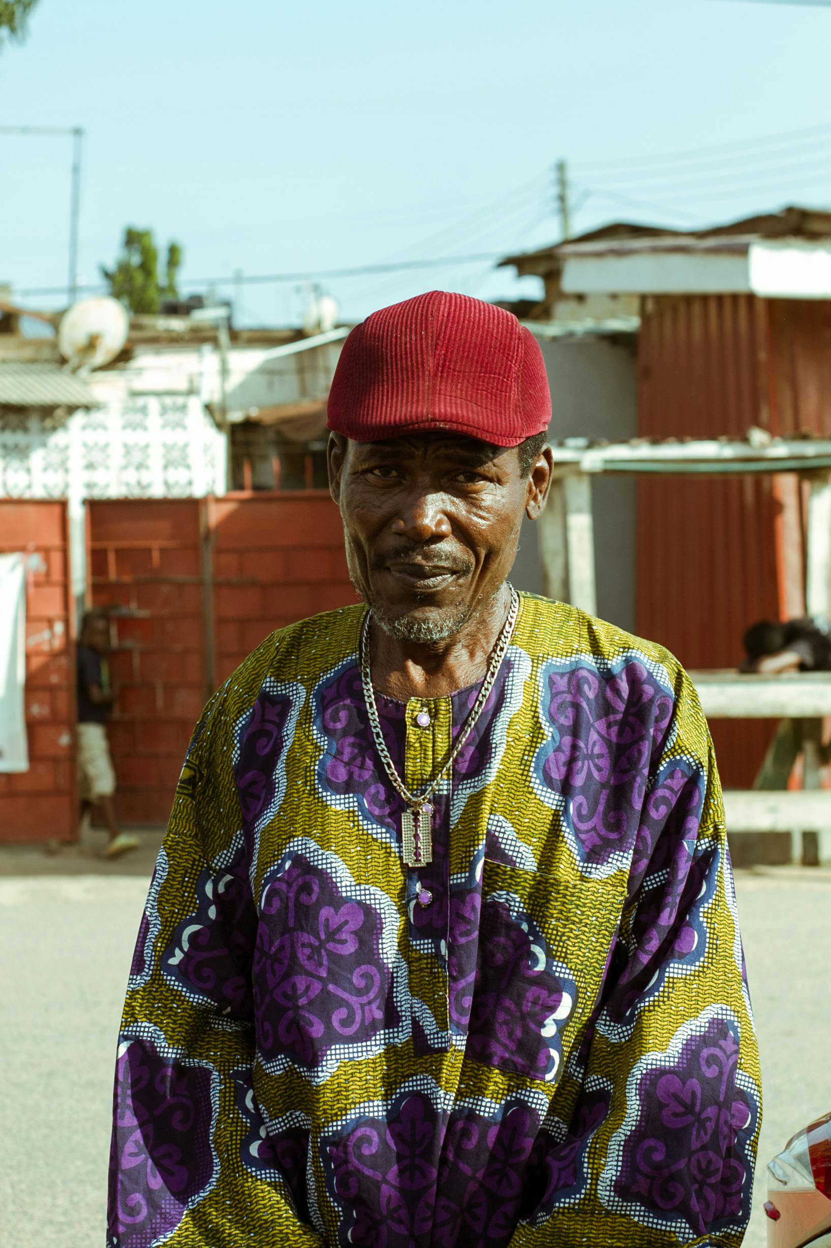 Retrato De Homem Maduro Em Traje Tradicional Vibrante · Foto ...