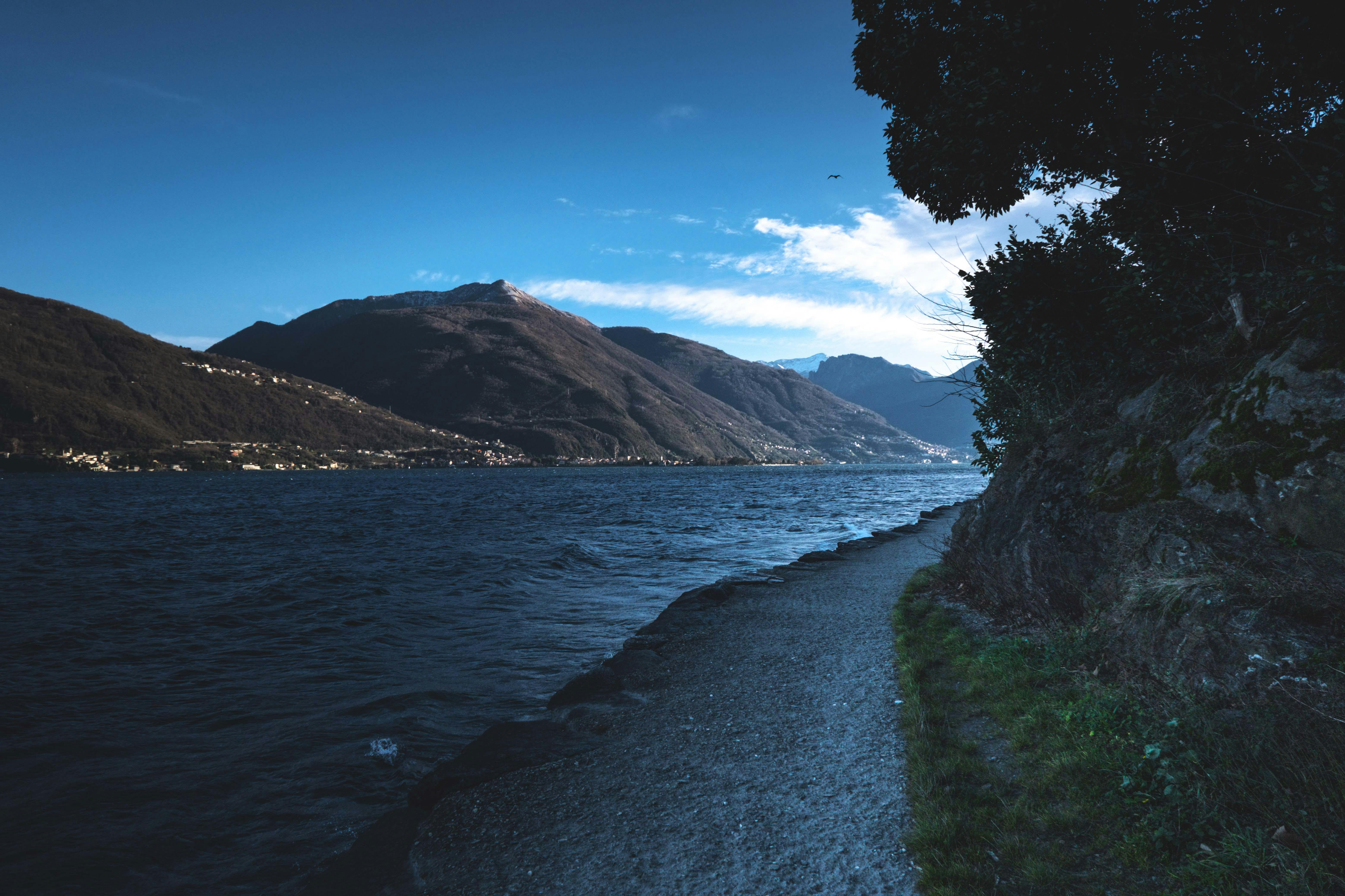 Scenic Lakeside Path with Mountain Views · Free Stock Photo