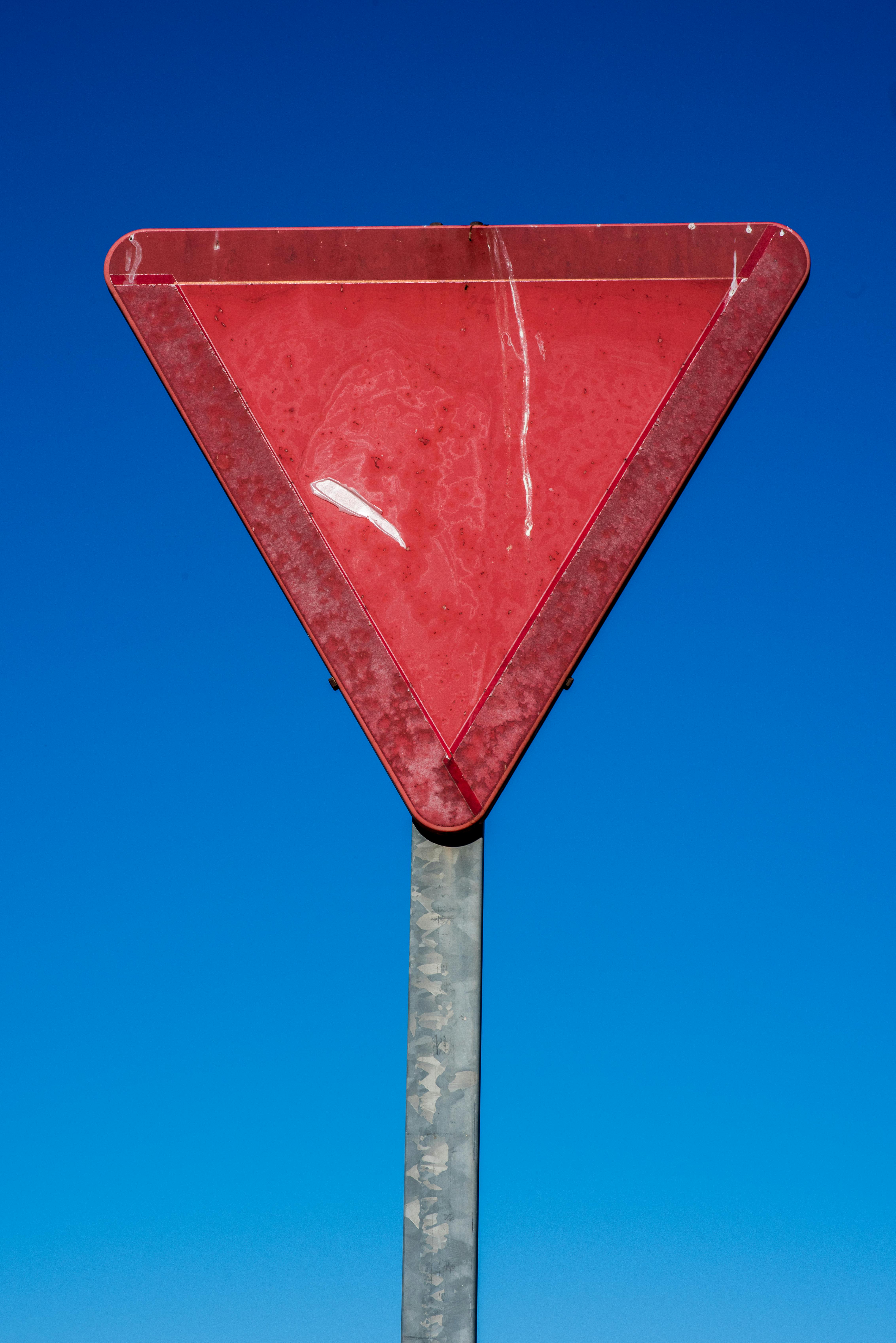 Close Up De Um Sinal Vermelho De Rendimento Contra O Céu Azul · Foto ...
