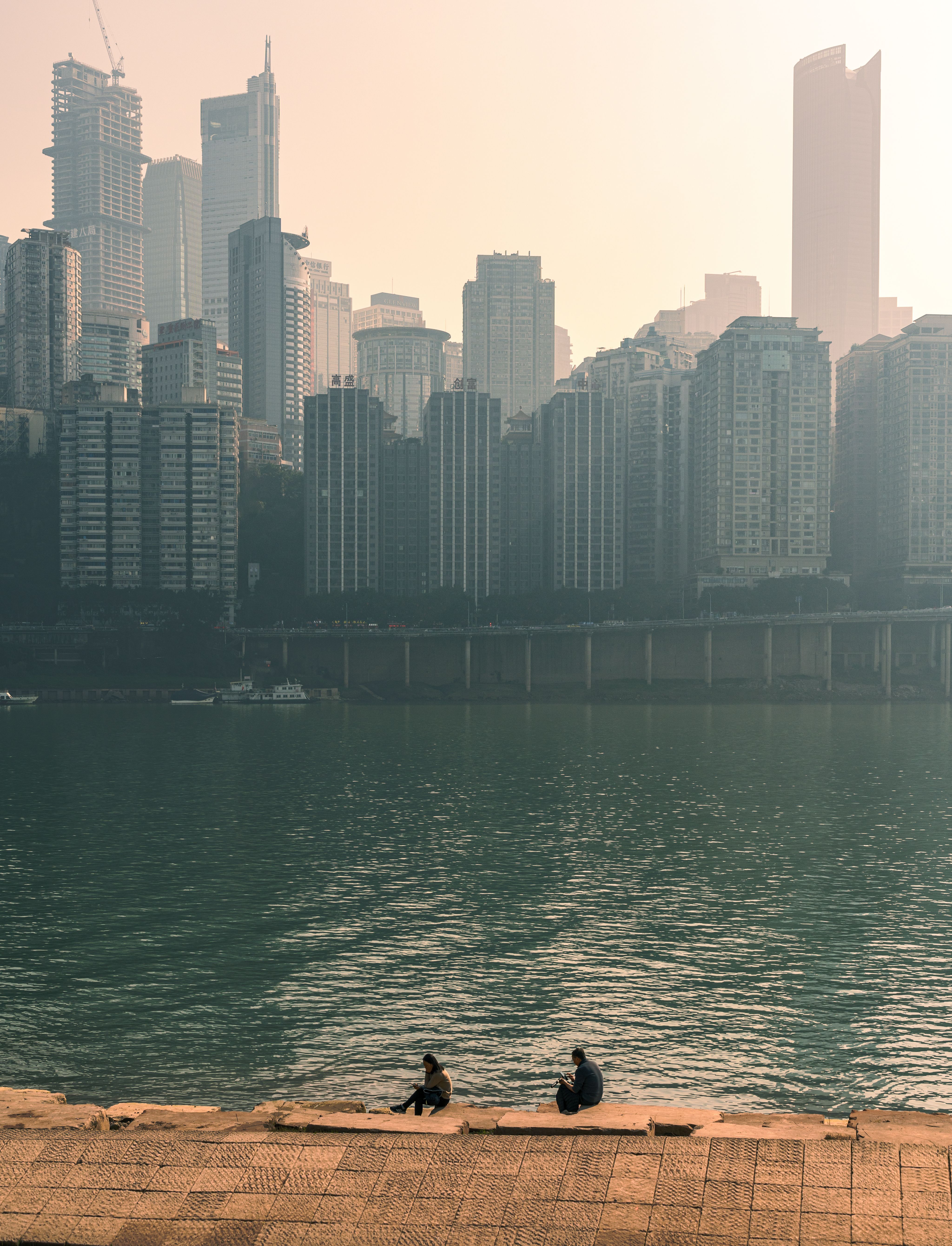 Vue Sereine Du Front De Mer Sur Les Toits De La Ville Moderne · Photo ...