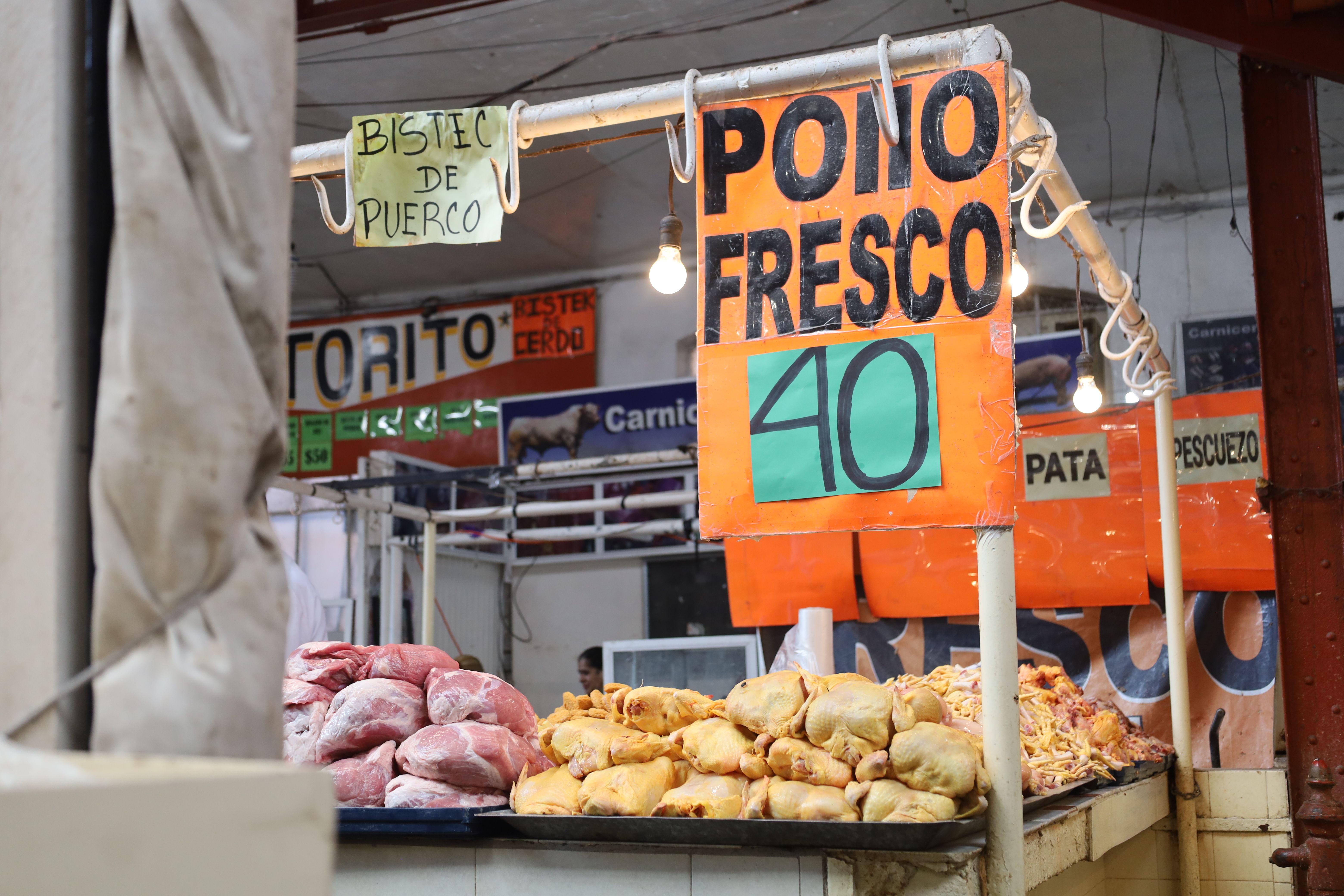 Exhibición De Pollo Fresco En El Mercado Con Letrero De Precio · Foto ...
