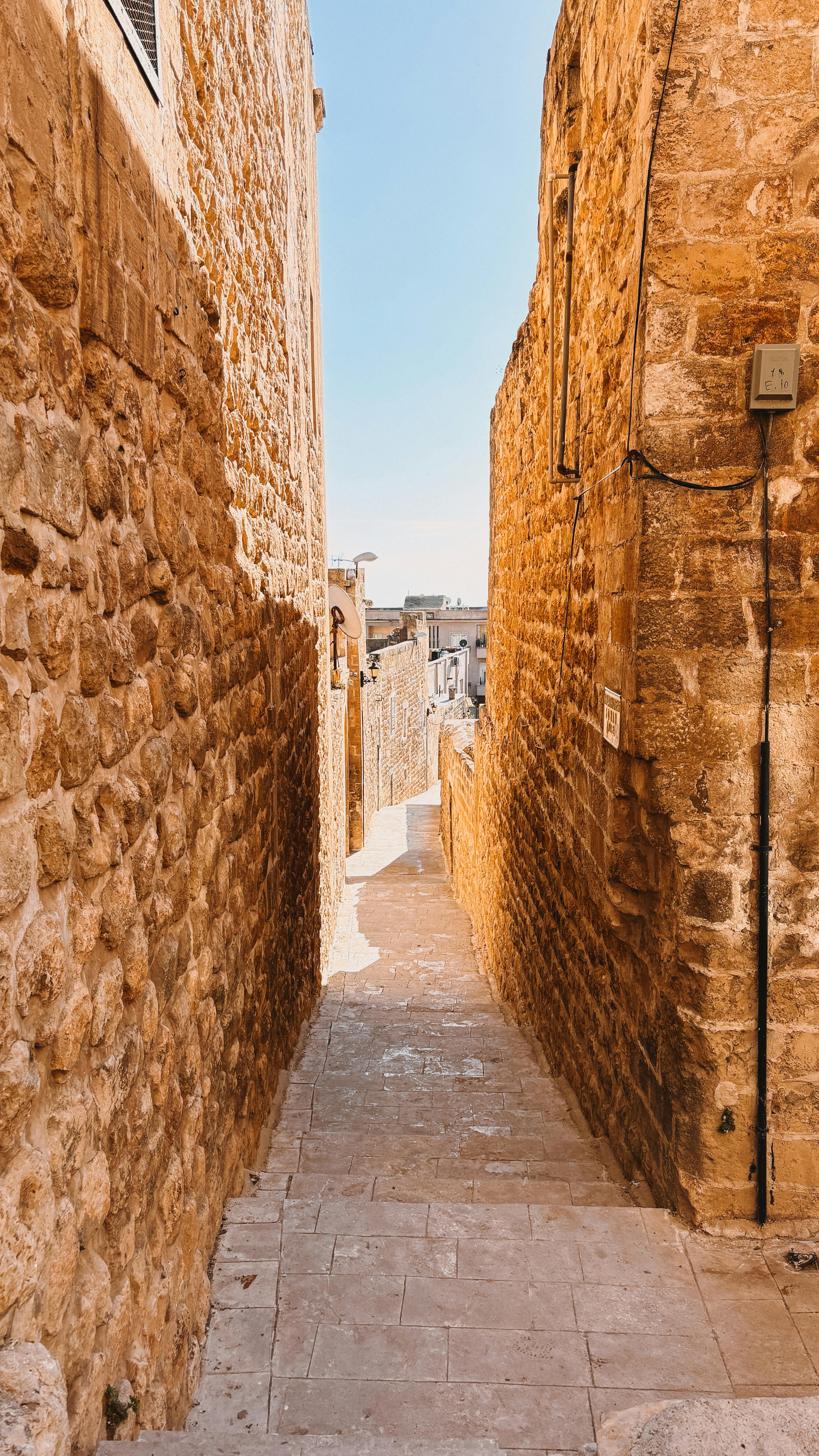 Narrow Stone Alley in Historic Old Town · Free Stock Photo