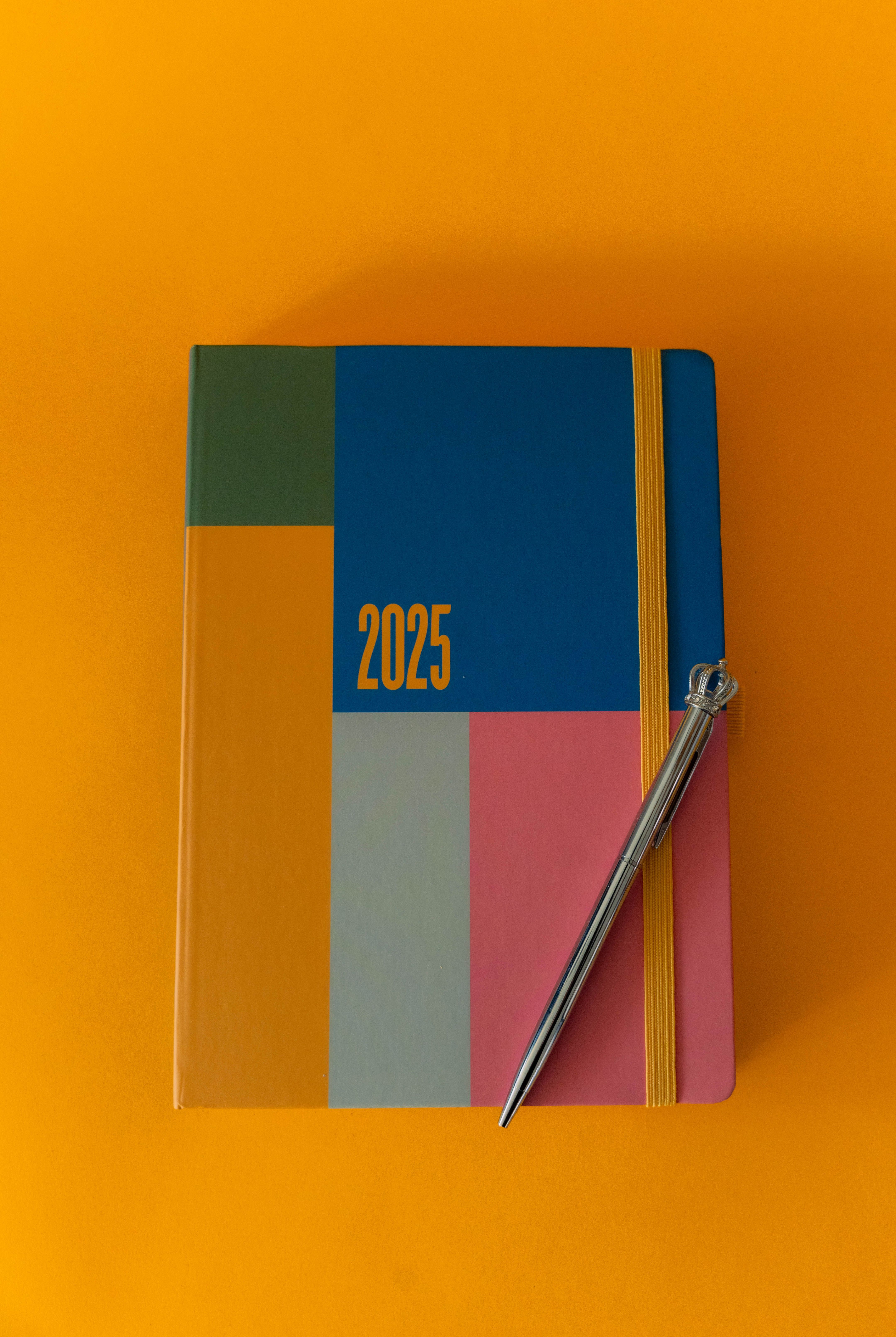 Vibrant 2025 Planner on Bright Background · Free Stock Photo