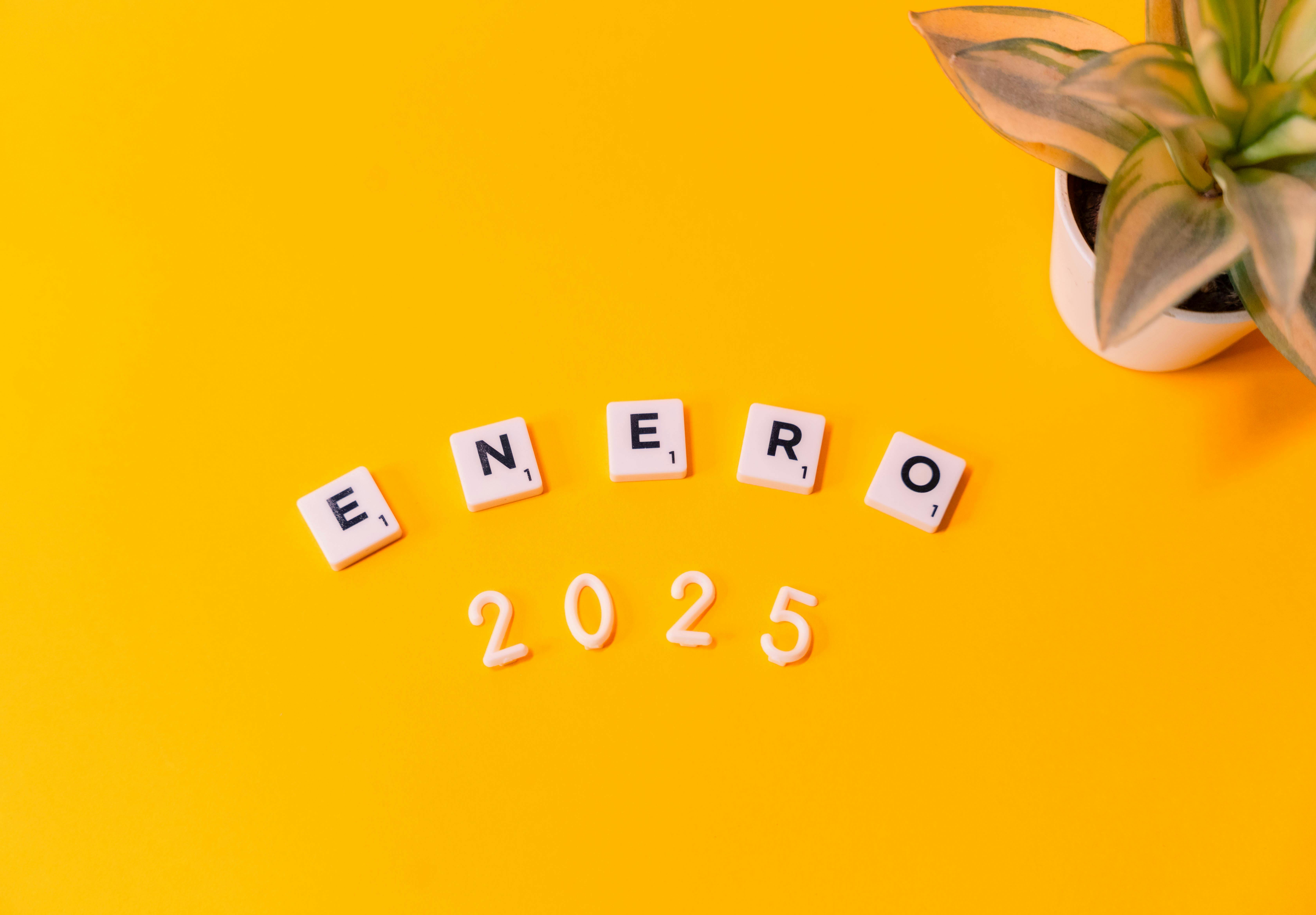 Enero 2025 Scrabble Tiles on Yellow Background · Free Stock Photo